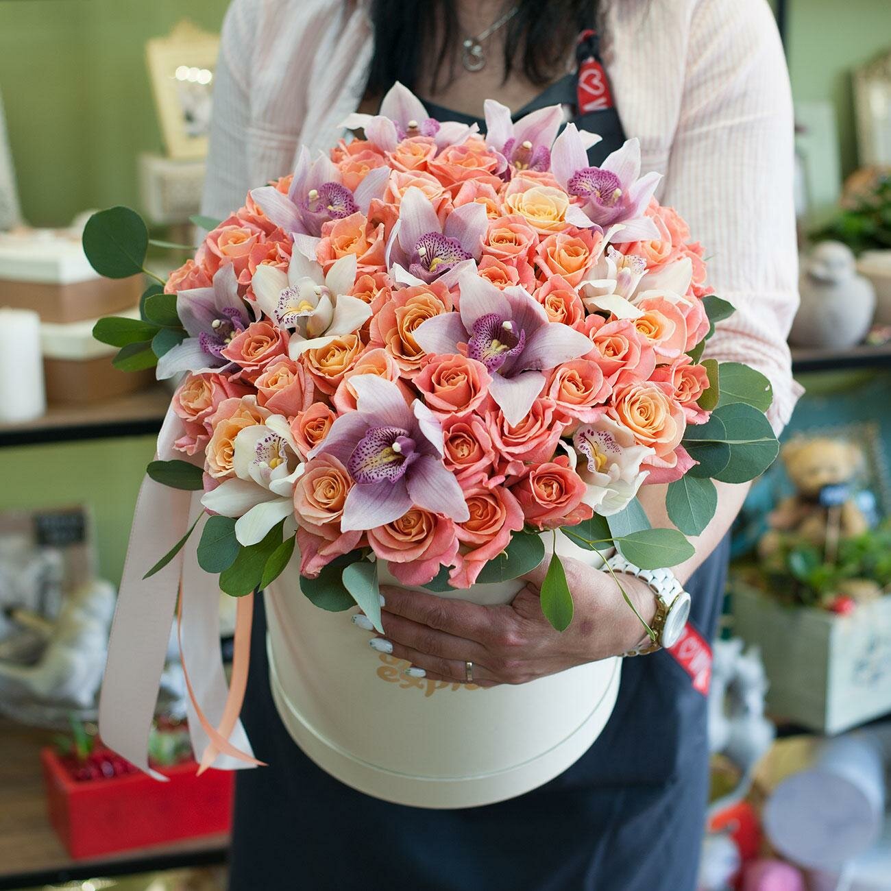 Букет "Персидская красавица", в шляпной коробке, розовые и белые орхидеи, персиковые розы