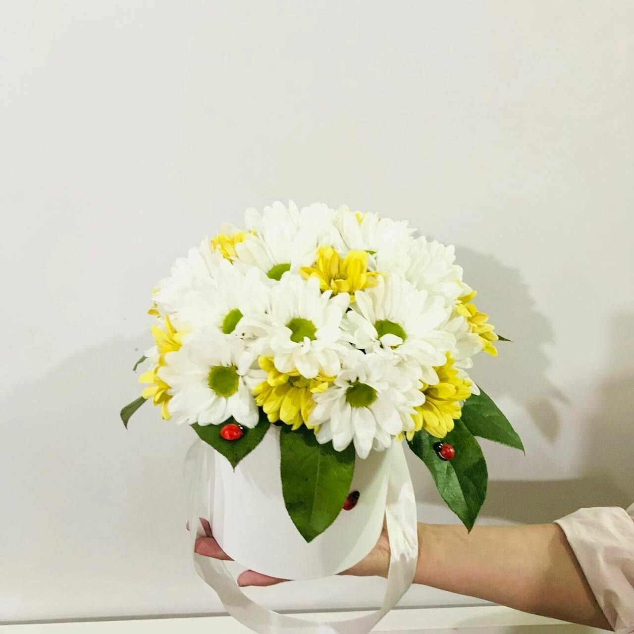 Ромашки в коробке / Букет хризантем / Цветы девушке