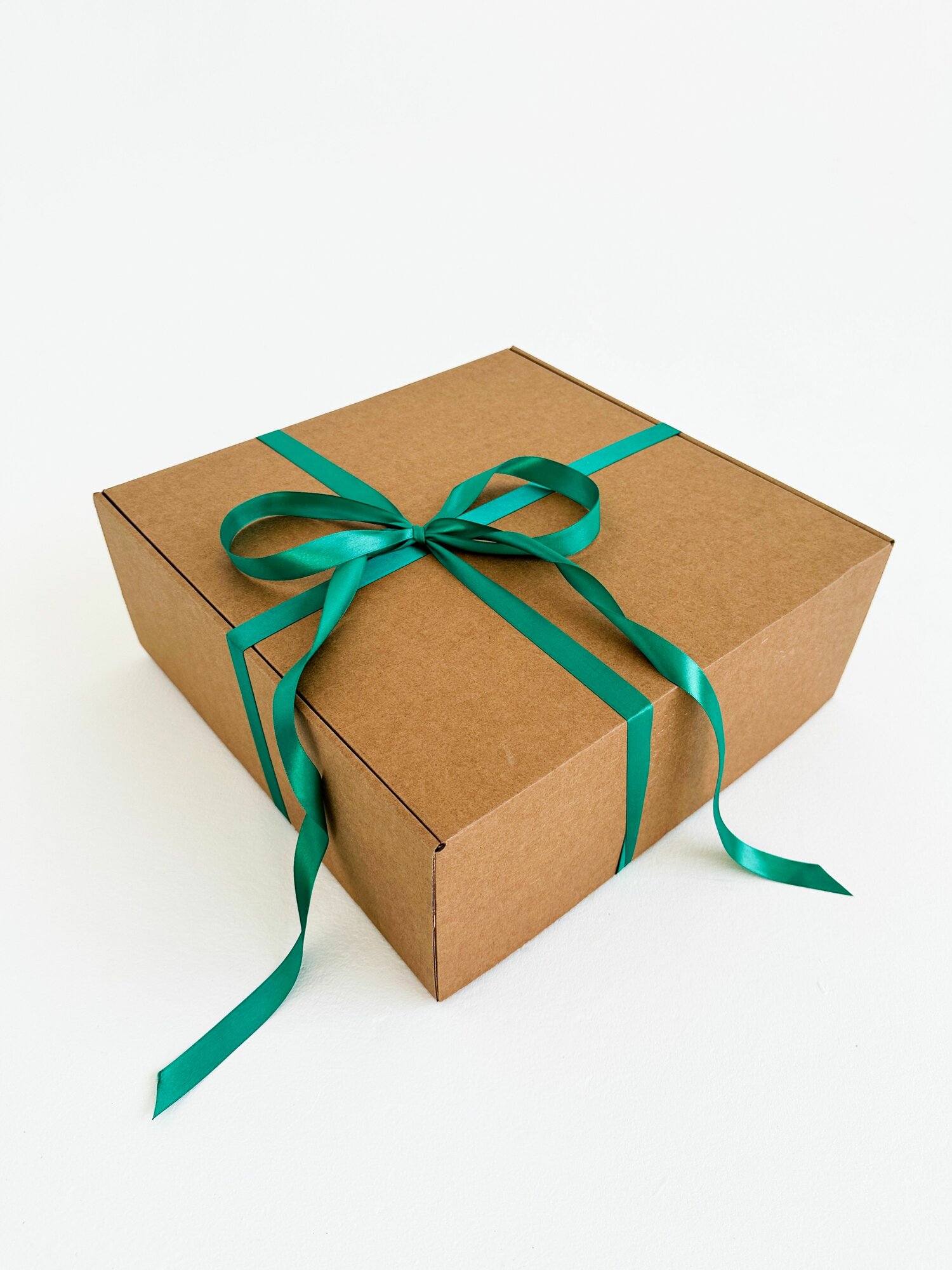 3 штуки - Подарочная коробка GILEV 37х37х14см с наполнителем и зеленой лентой