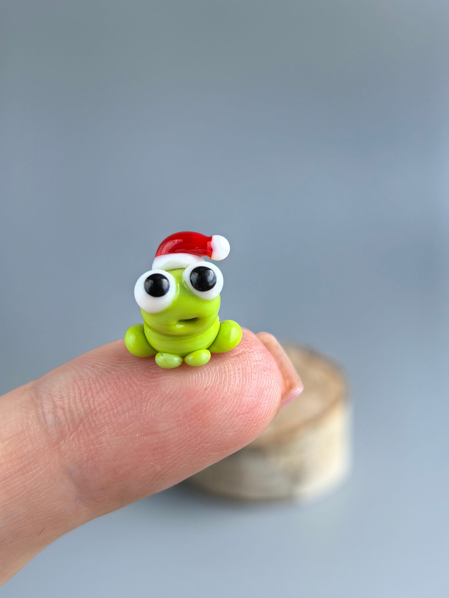 Фигурка стеклянная Лягушка денежная в шапке Санты к Новому году