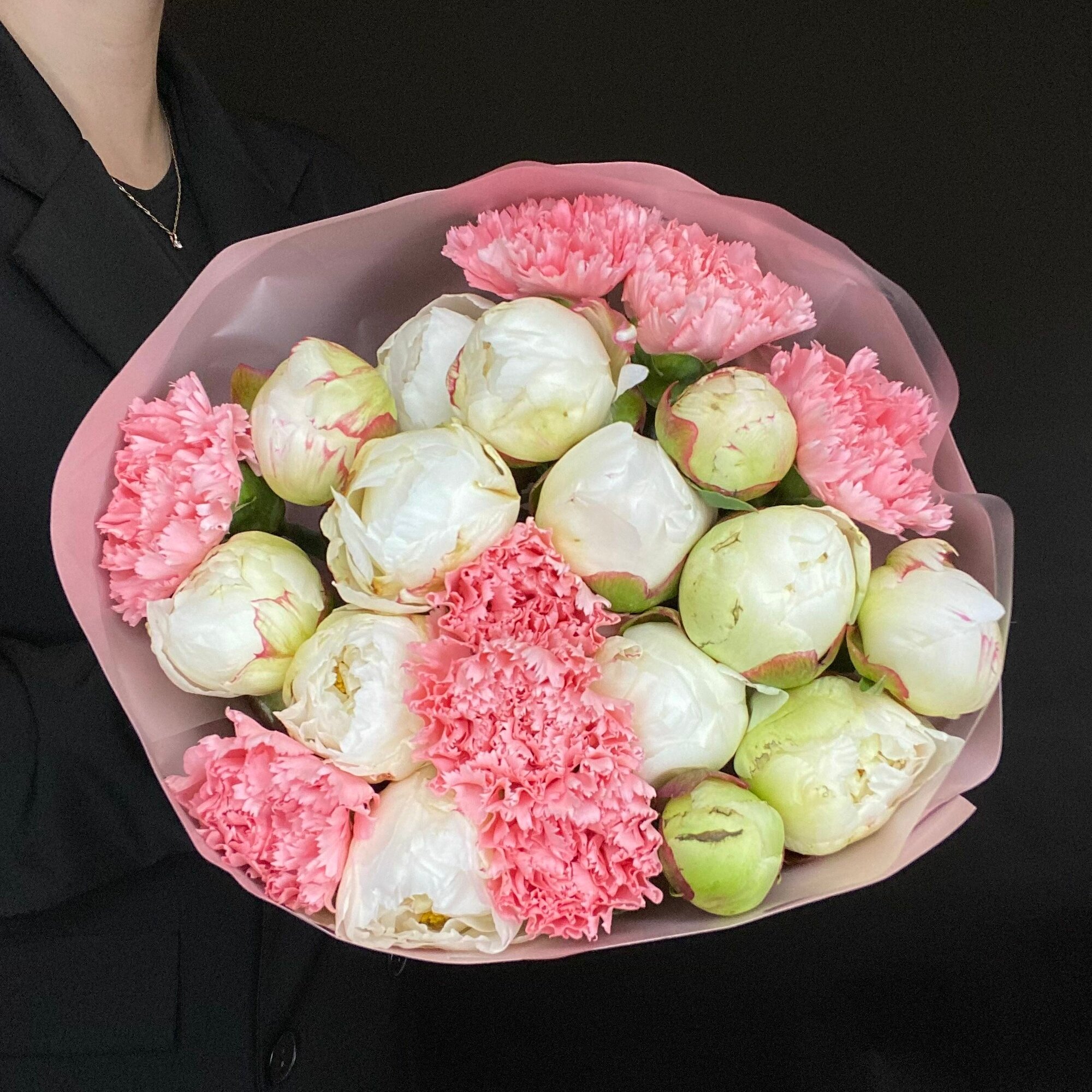 Нежный букет (пионы 11 шт, диантус 8 шт.), высота букета 40 см