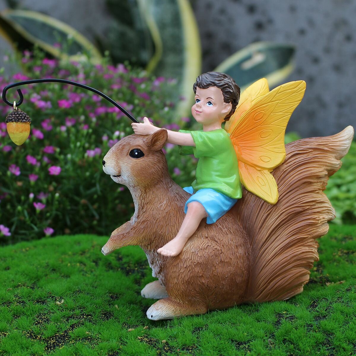 Садовая фигурка цветочная фея на белке из прочной смолы для украшения сада, террасы и интерьера, устойчивая к дождю, снегу и ультрафиолету