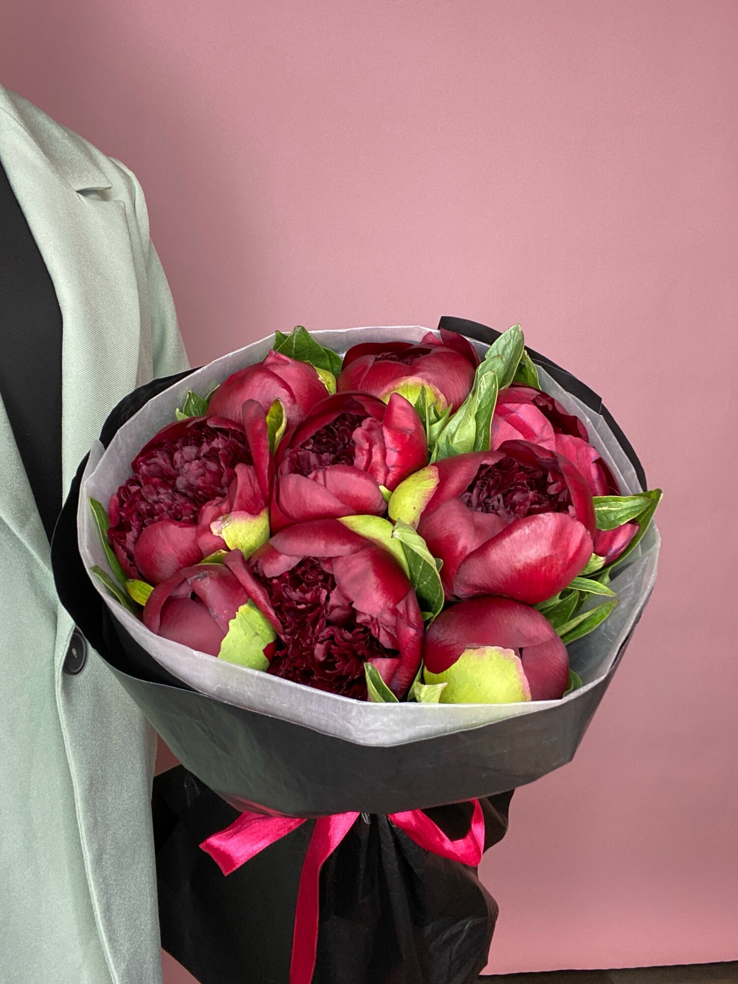 Бордовые пионы