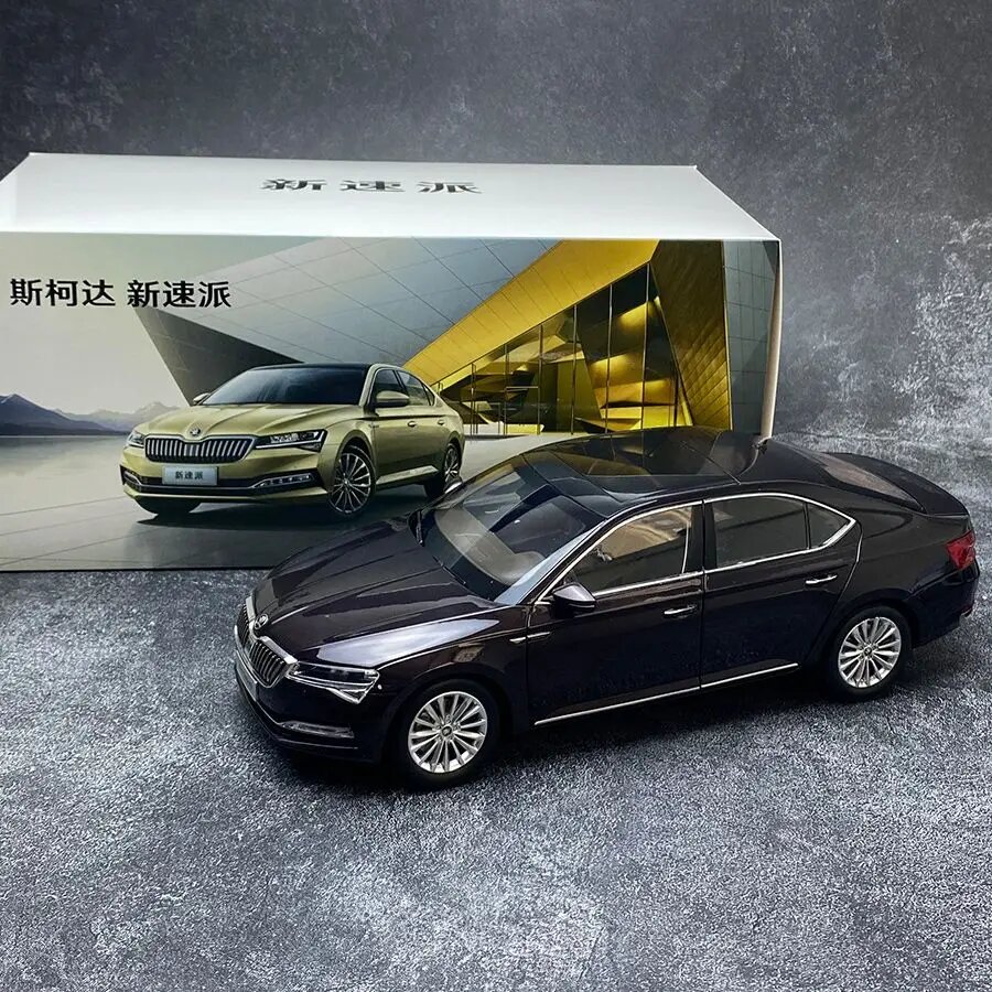Модель автомобиля Skoda Superb WELLY 1/18 металл