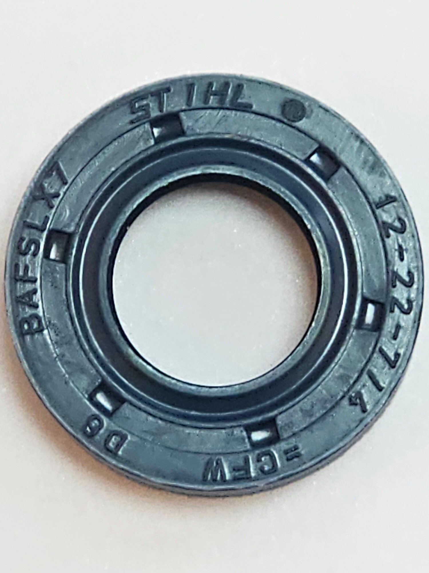 Сальник коленвала для триммера STIHL FS-38, FS-45, FS-55 (12-22-7mm) оригинал