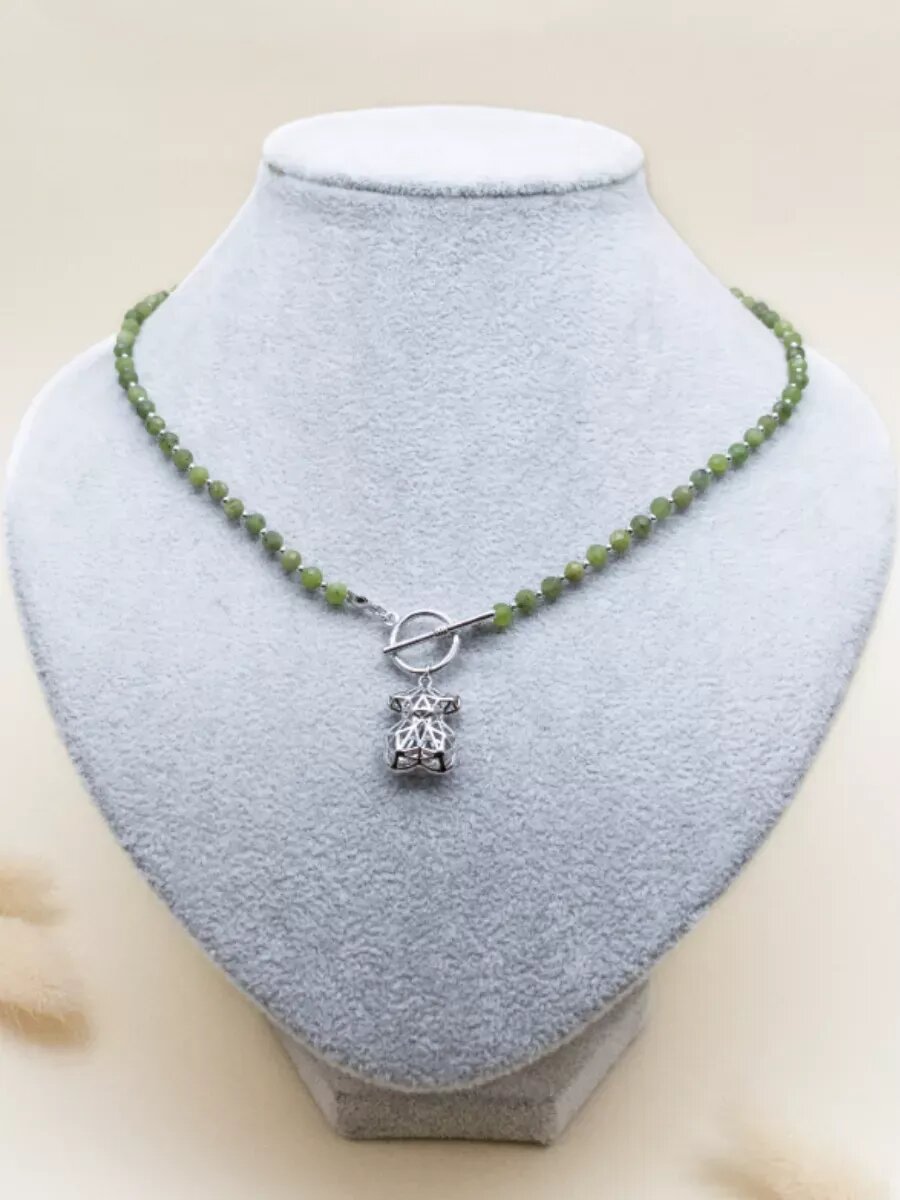 Колье, нефрит