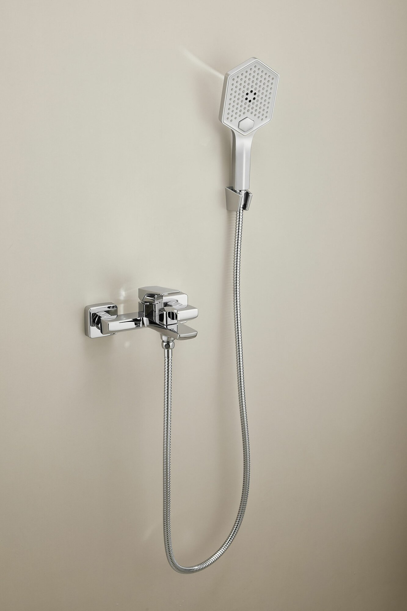 Смеситель для ванны хром с коротким изливом однорычажный с душем латунный Haiba HB60726