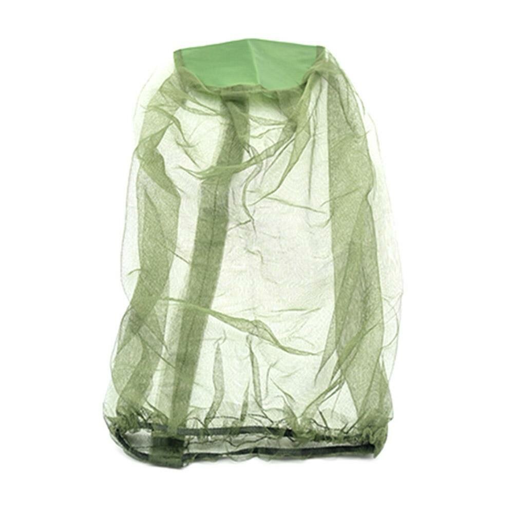 Антимоскитная сетка на голове зеленого цвета.