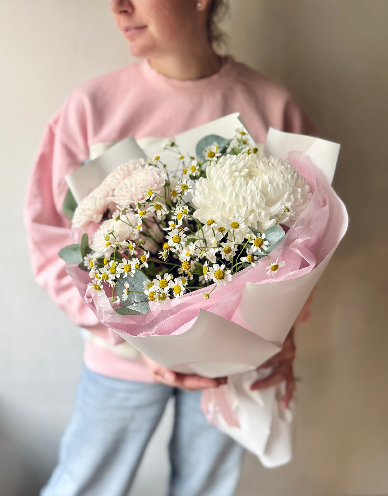 Букет комплимент из одноголовой белой хризантемы, кустовой хризантемы Алтай и мелкосоцветной ромашки