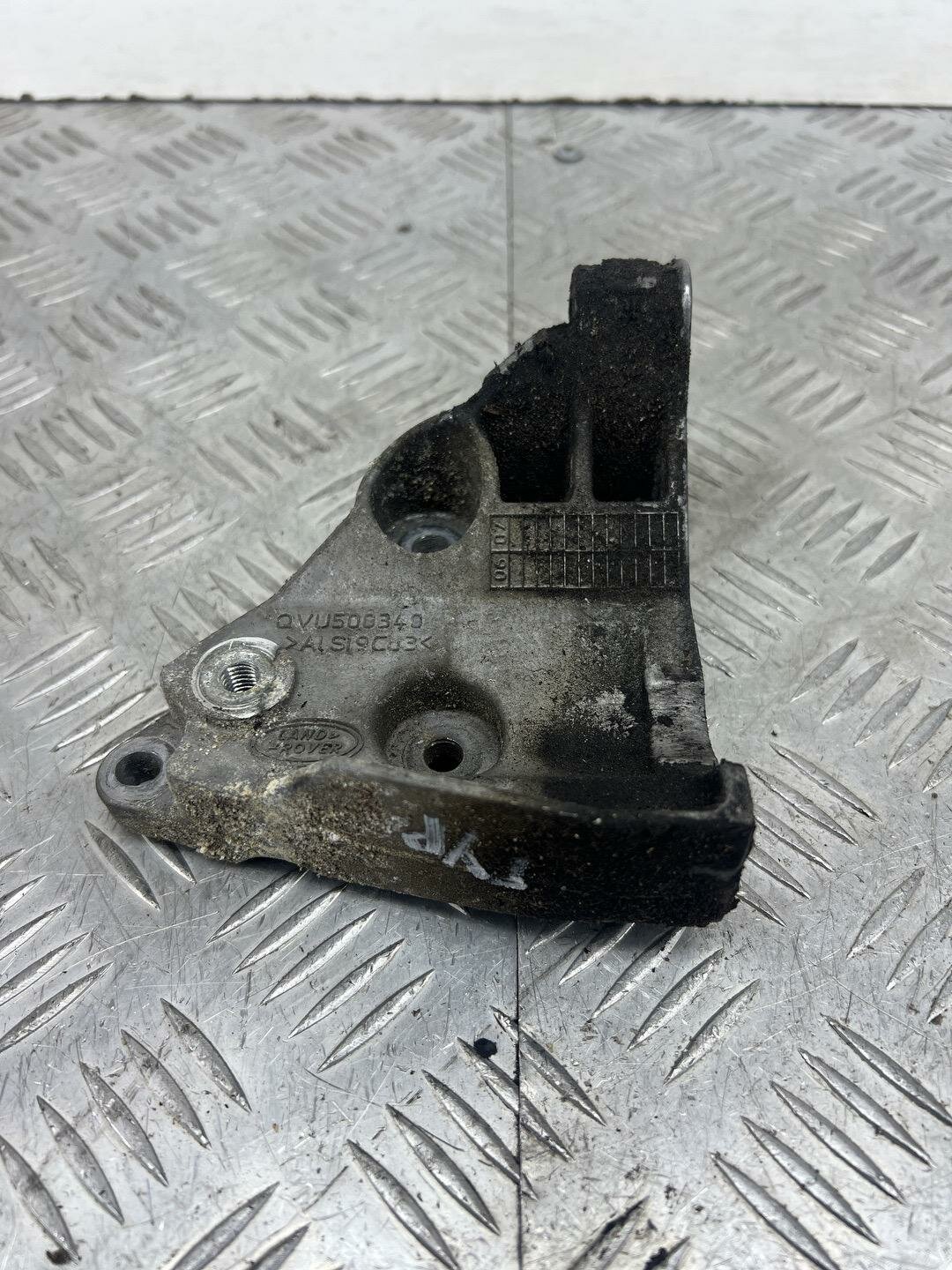 Кронштейн гидроусилителя Land Rover Discovery 3 L319 2007 QVU500340