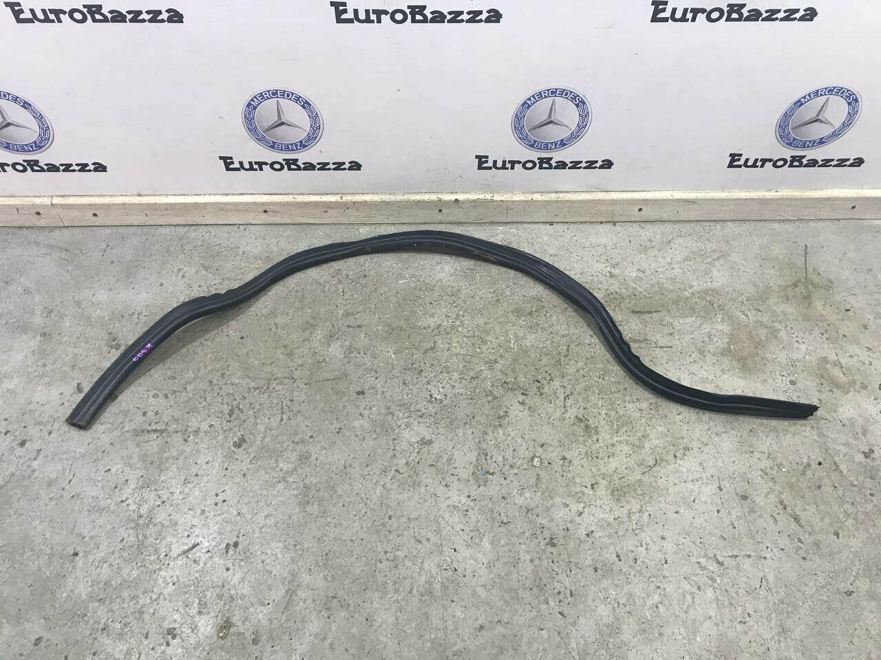 Уплотнитель подкапотный Mercedes W210 A2106280098