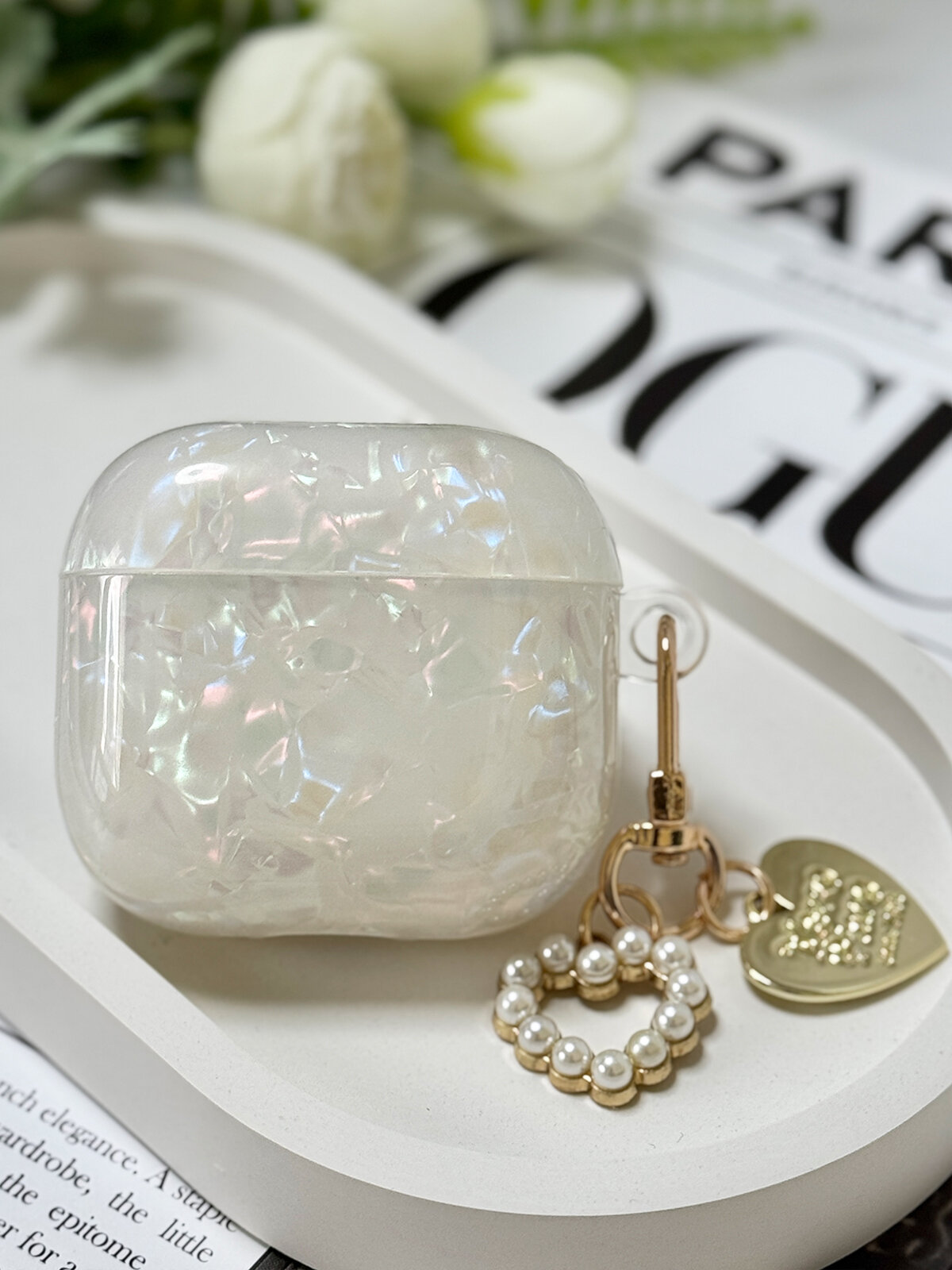 Чехол для наушников AirPods 4 (2024) силиконовый с брелоком сердечком, жемчужно-белый