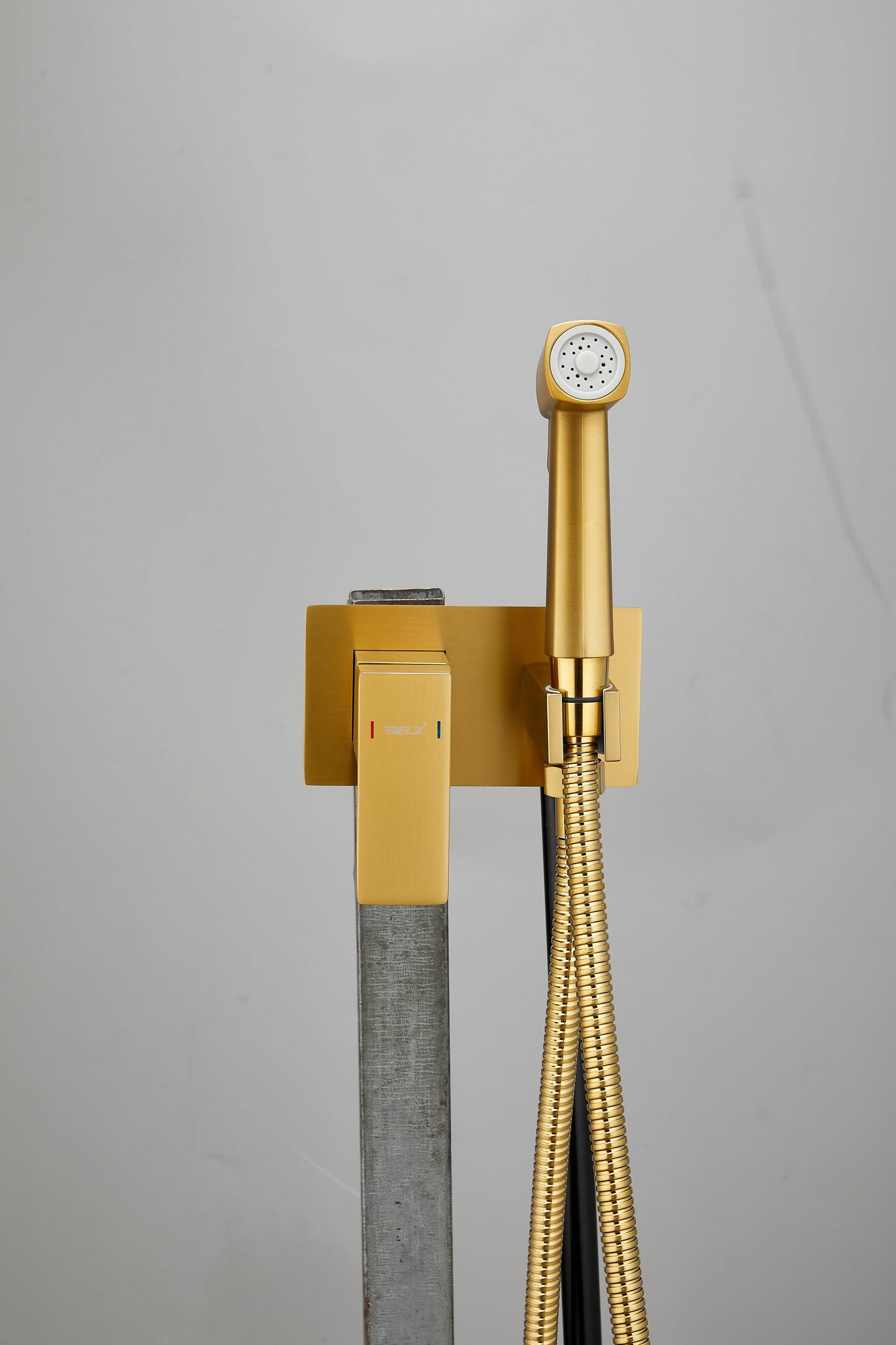 Смеситель с гигиеническим душем цвет золотой, латунный Belz B55808-5