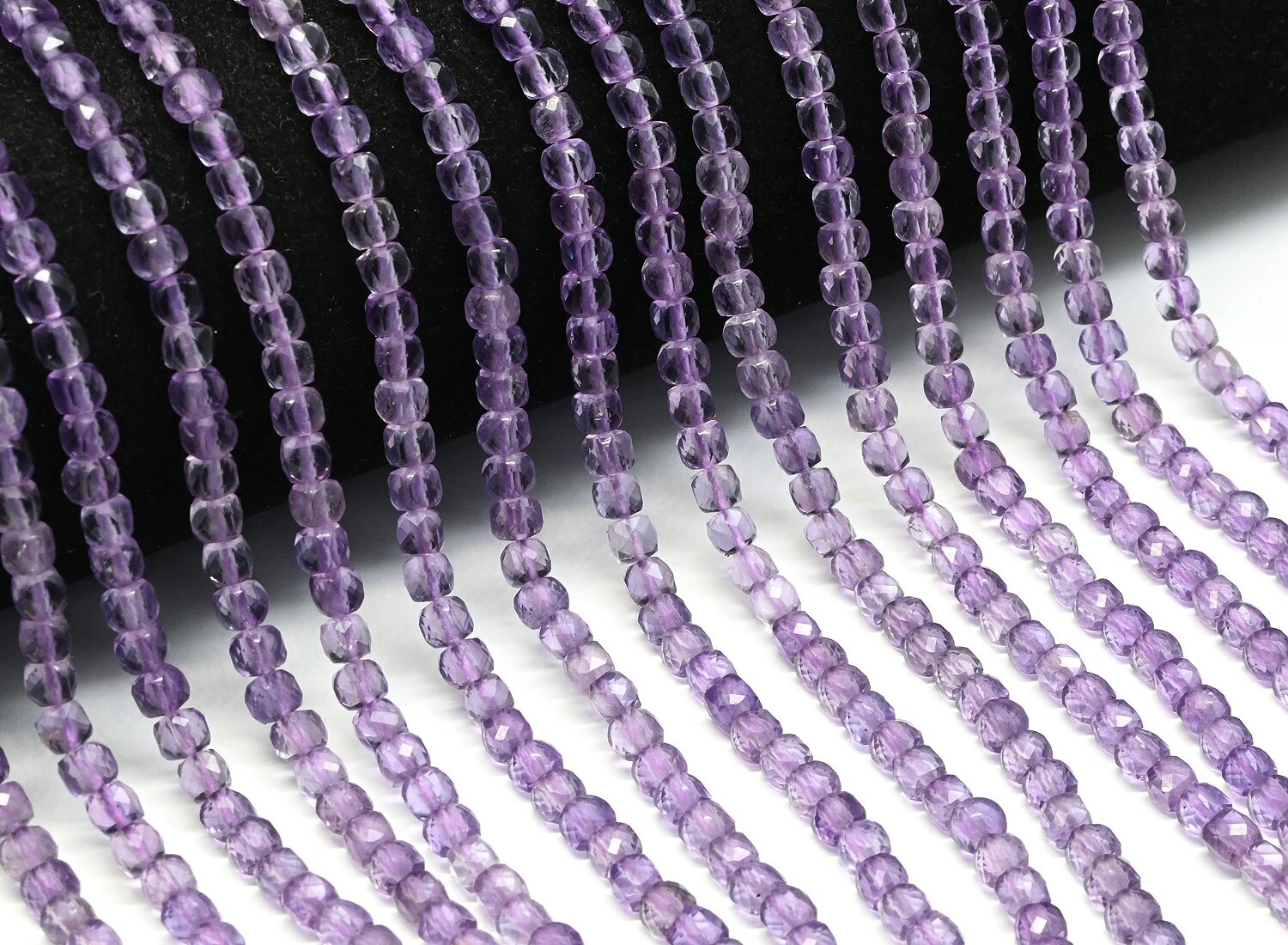 Бусины из аметиста лавандового кубик гр.4мм, 39см, 95 бусин .