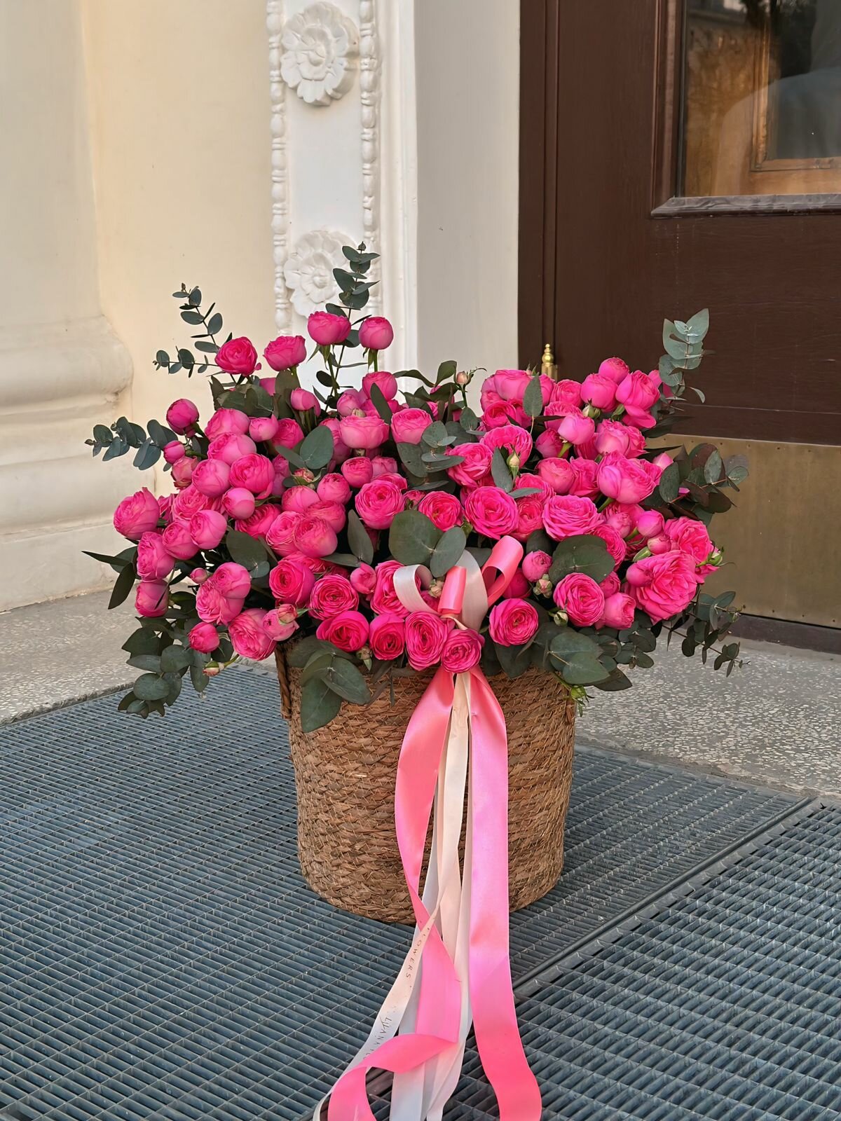 Композиция в корзине Liana Flowers "Розовая Мечта", с ветвями эвкалипта, 35 роз