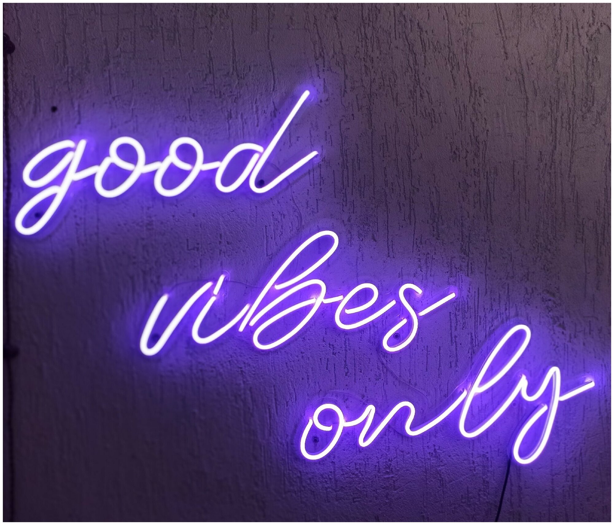 Светильник неоновый Elmarto "Good Vibes Only", фиолетовый, светодиодный