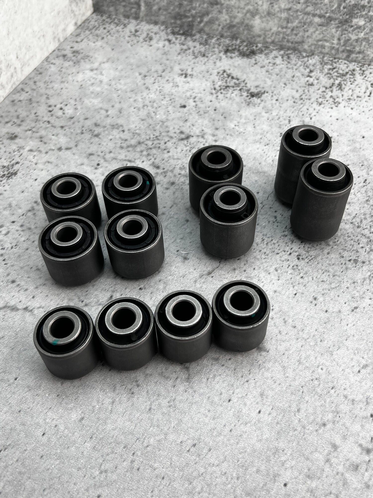 12 штук. Комплект сайлентблоков задней подвески. Для Ford Focus 2. Mazda 3,5. Volvo S40. Артикула рычагов : 1061668 1517403 1357319