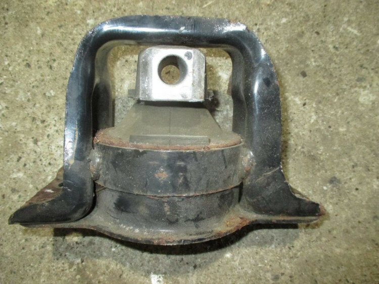 Подушка двигателя правая 11210EL01B, 11210EL00A, 11210EL01A Ниссан Тиида 1,8 литра MR18DE