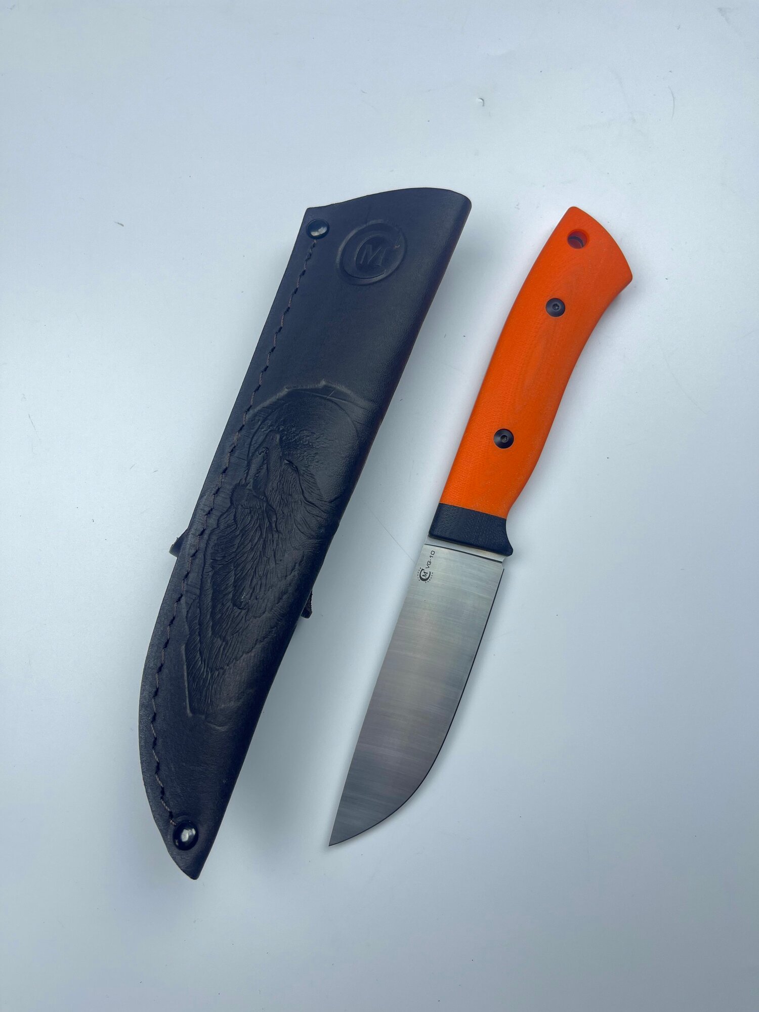 Нож из стали VG-10 егерь (оранжевый) , рукоять G10 . Ножны из натуральной кожи. Официальный магазин производителя Мастерская Сёмина