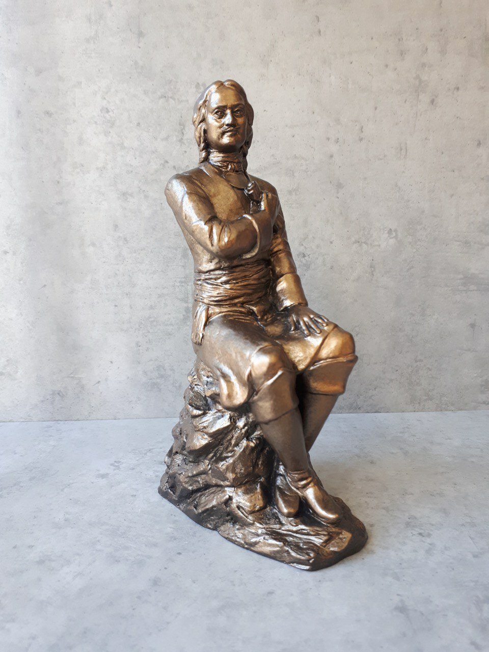 Статуэтка Пётр Первый на скале. Цвет бронзовый. Гипс.