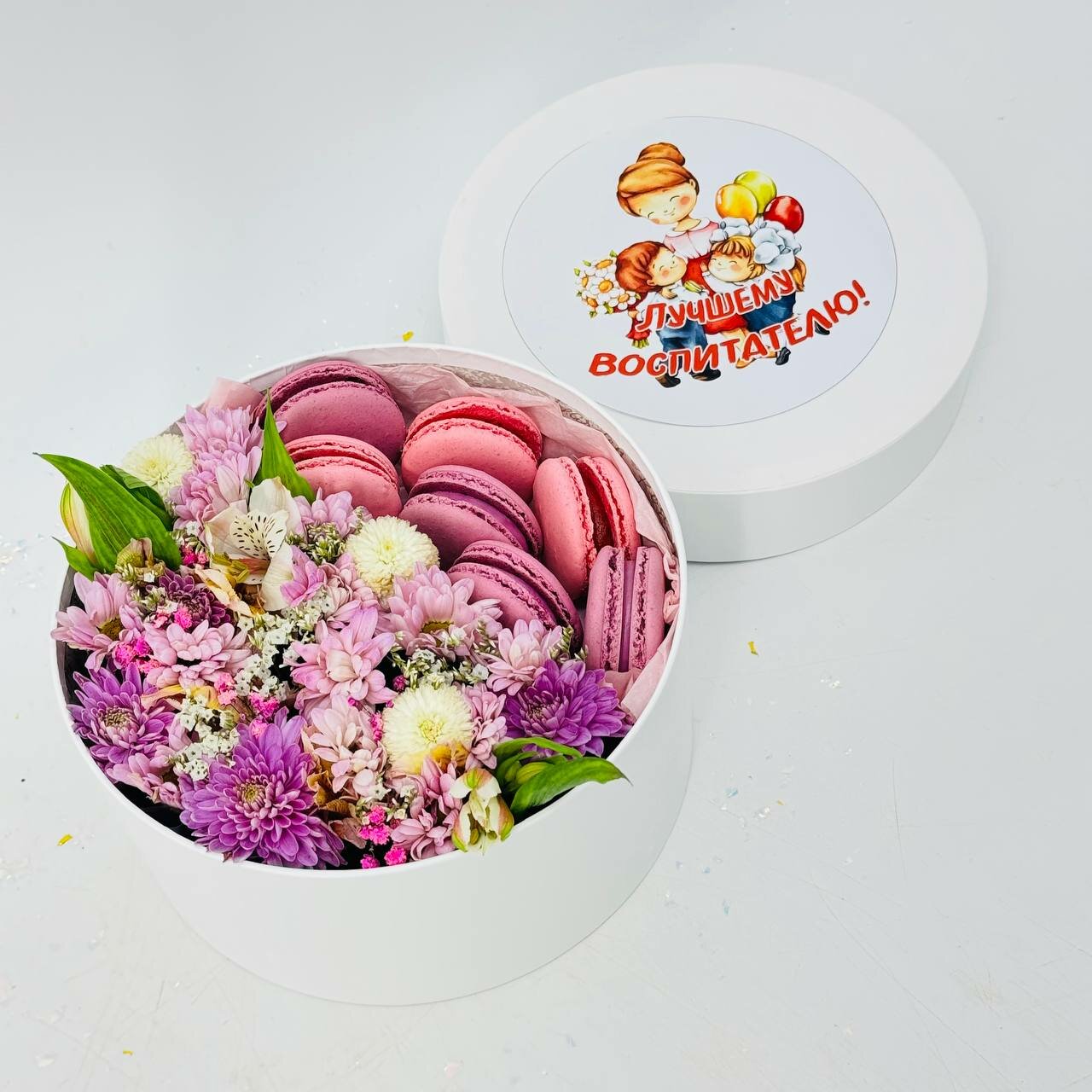 Подарок лучшему воспитателю коробочка с цветами и пирожными макарони