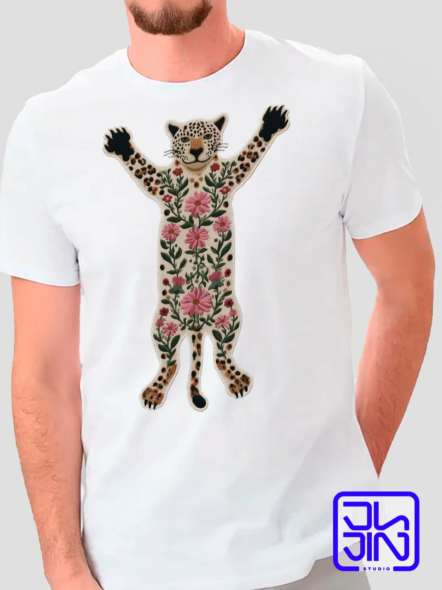 Футболка классическая мужская с авторским принтом Леопардовый коврик бежевая основа с пестрыми этническими цветочными узорами, белый хлопковый трикотаж с прикольным рисунком на груди