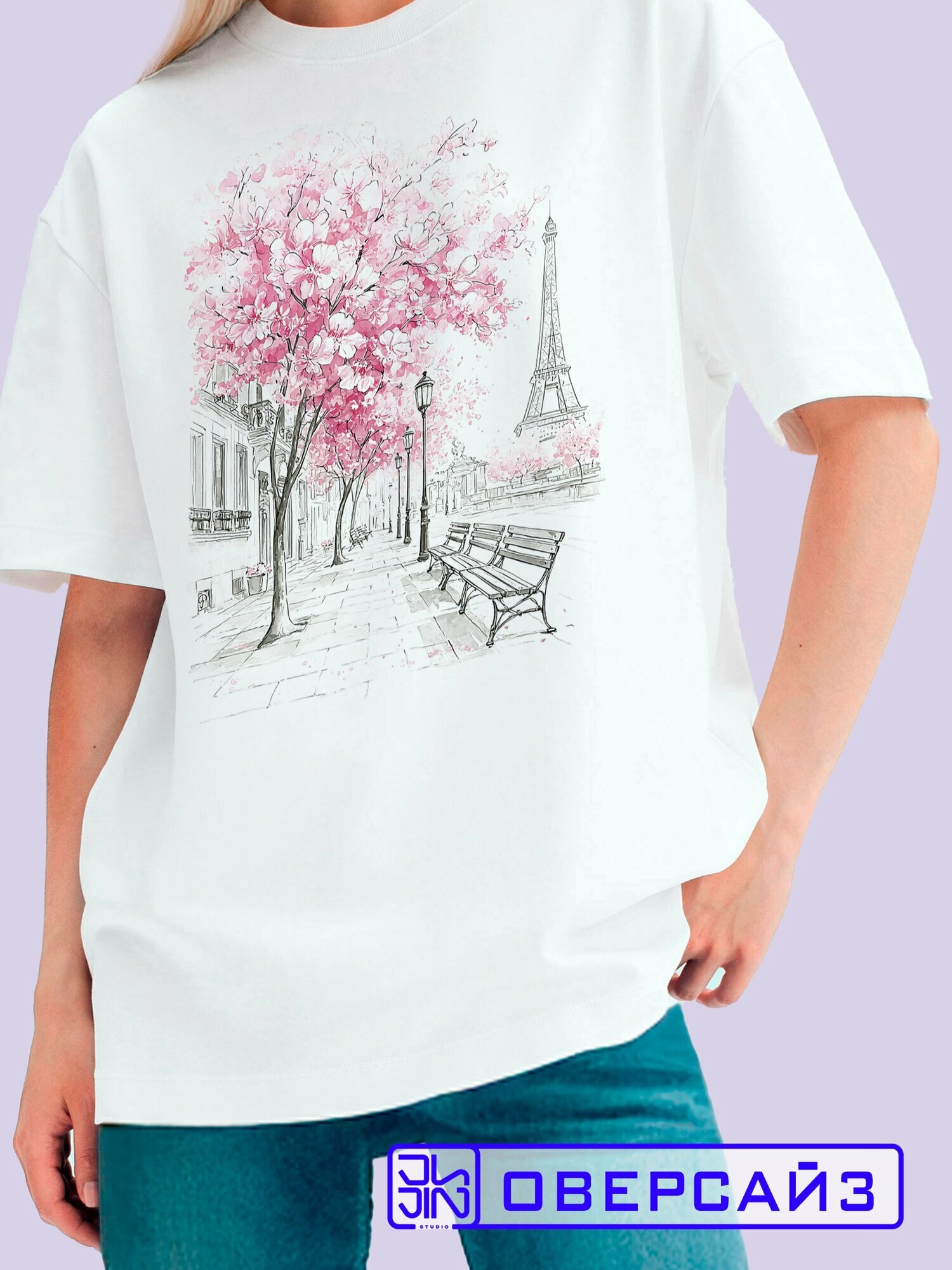 Футболка оверсайз женская с принтом Цветочные нежно розовые деревья с эйфелевой башней, черно розовый Париж, белый хлопковый трикотаж с прикольным рисунком на груди