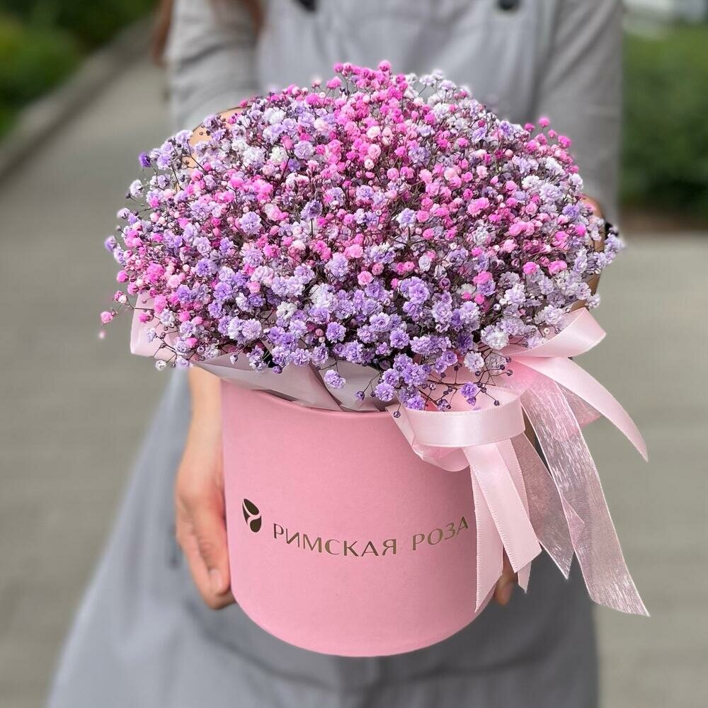 Композиция из гипсофил в коробке в лавандовых и розовых оттенках - римская роза