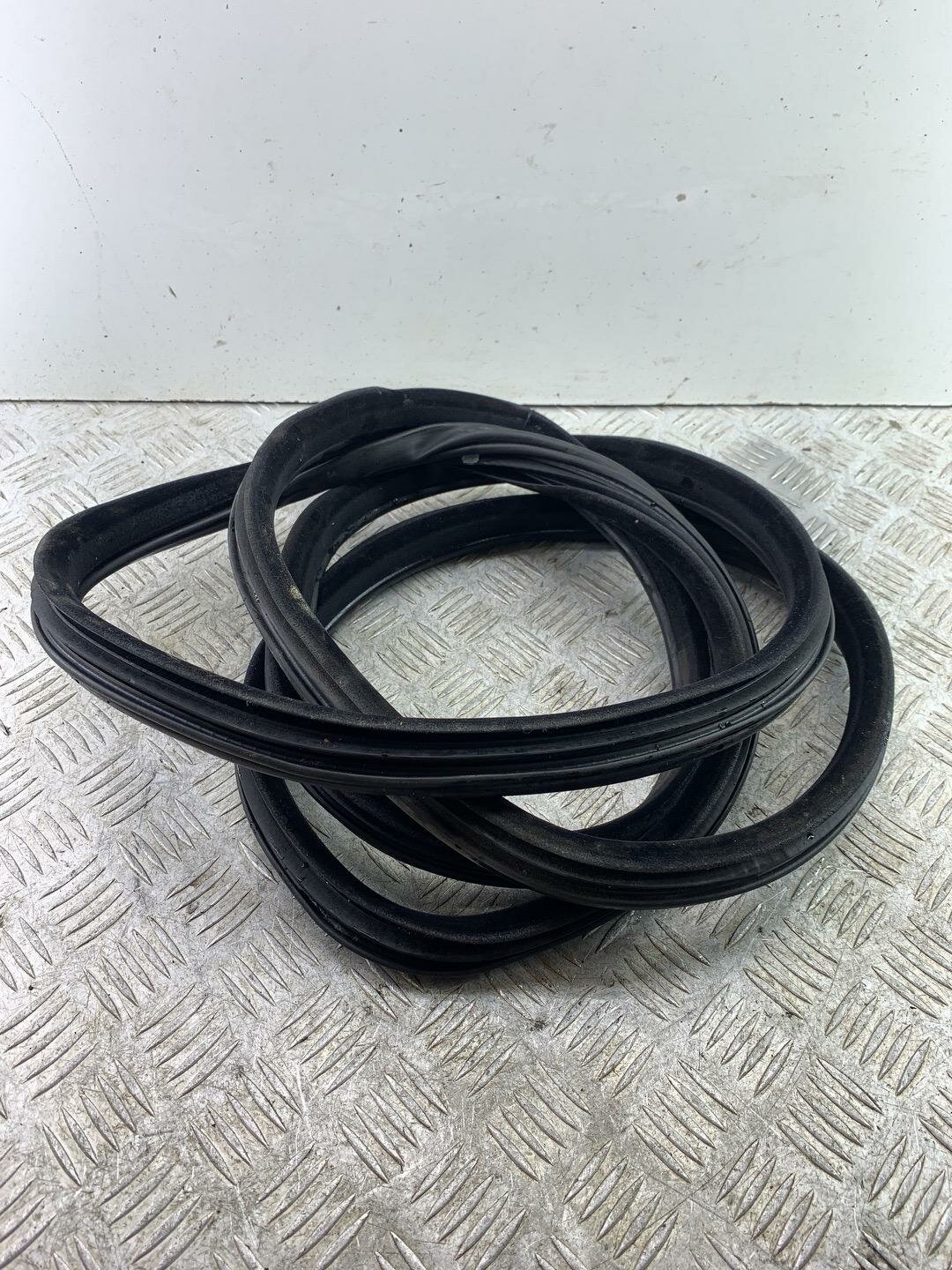 Уплотнитель дверного проема задний левый Land Rover Discovery 3 L319 2007