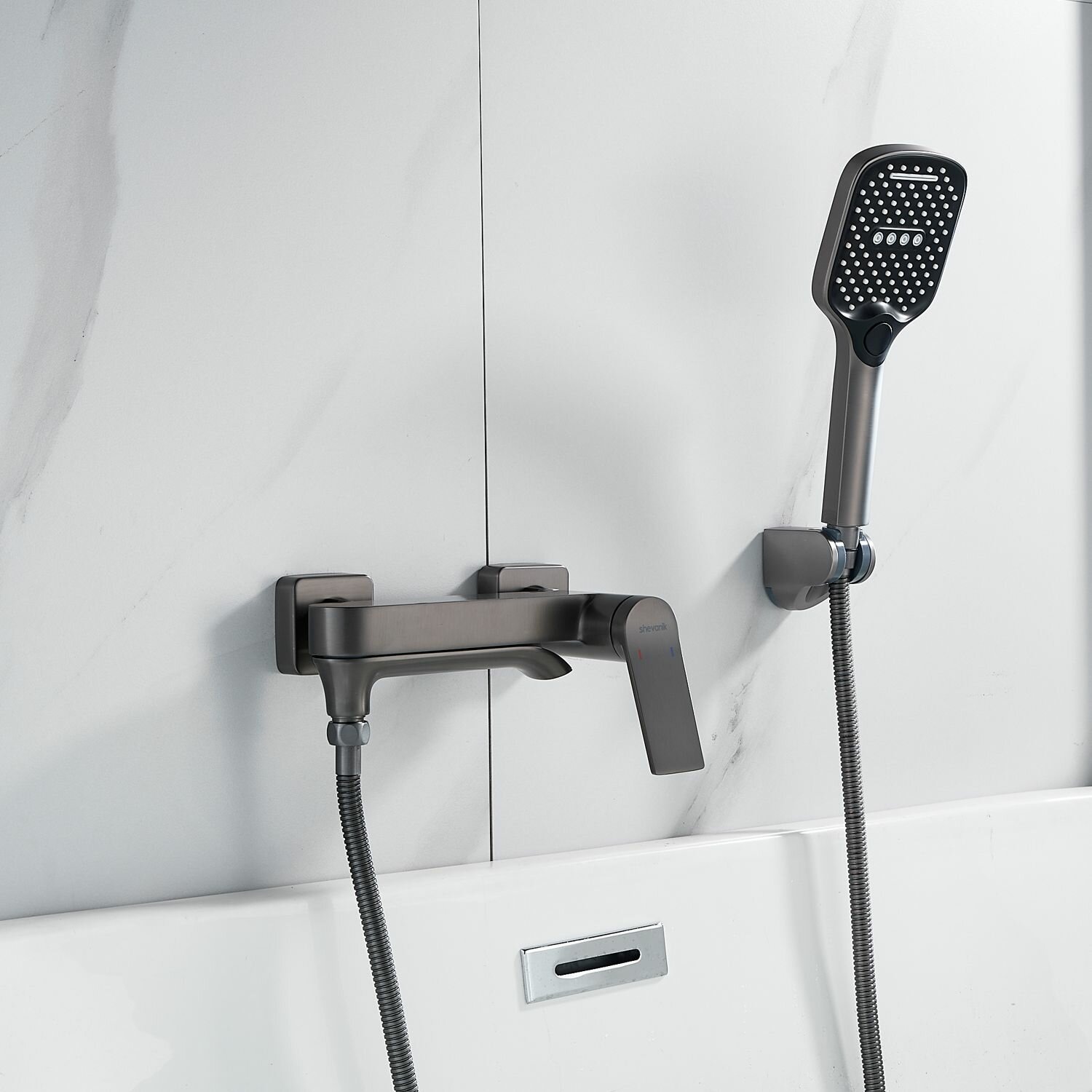 Смеситель для ванны Shevanik с поворотным, коротким изливом, оружейная сталь