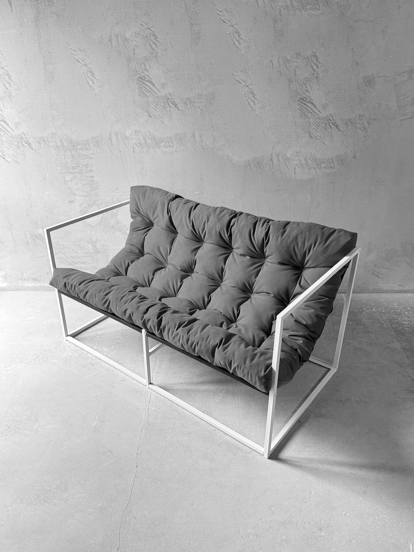 Диван лофт прямой, уличный, в офис, на балкон, на веранду, в гостинную, кухонный, Лофтовик + велюр серый, белый каркас