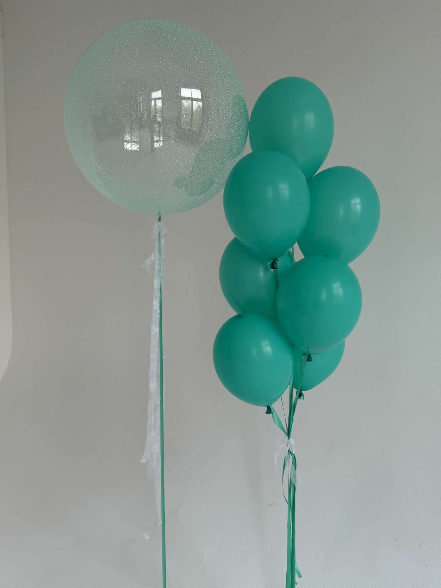 Воздушные шары с гелием надутые в фонтан из латексных шаров и большой шар баблс с пенопластом, 8 шт