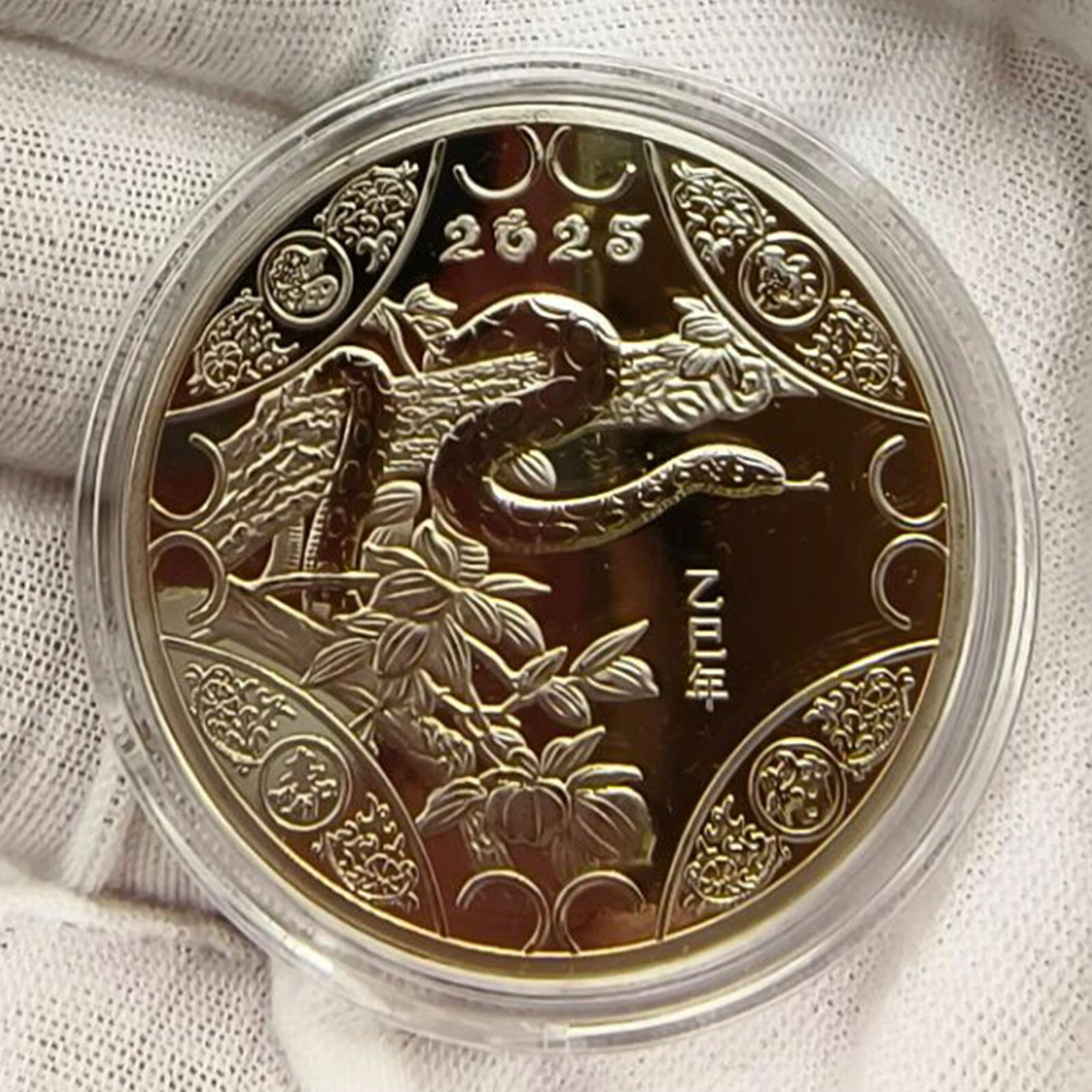 Подарочная, сувенирная монета, символ змеи, золотая