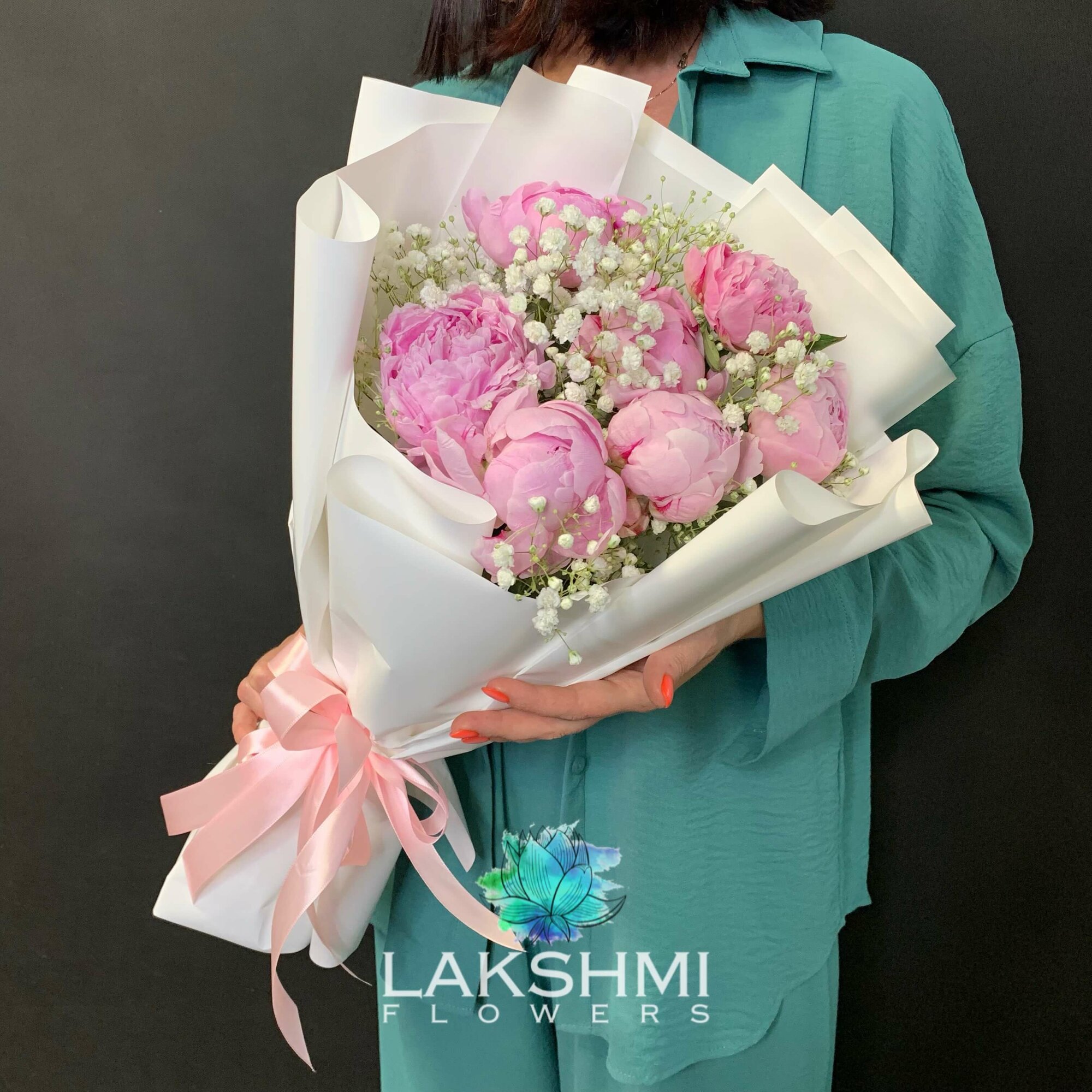 7 пионов / Букет из 7 розовых пионов сорта «Сара Бернар» с гипсофилой