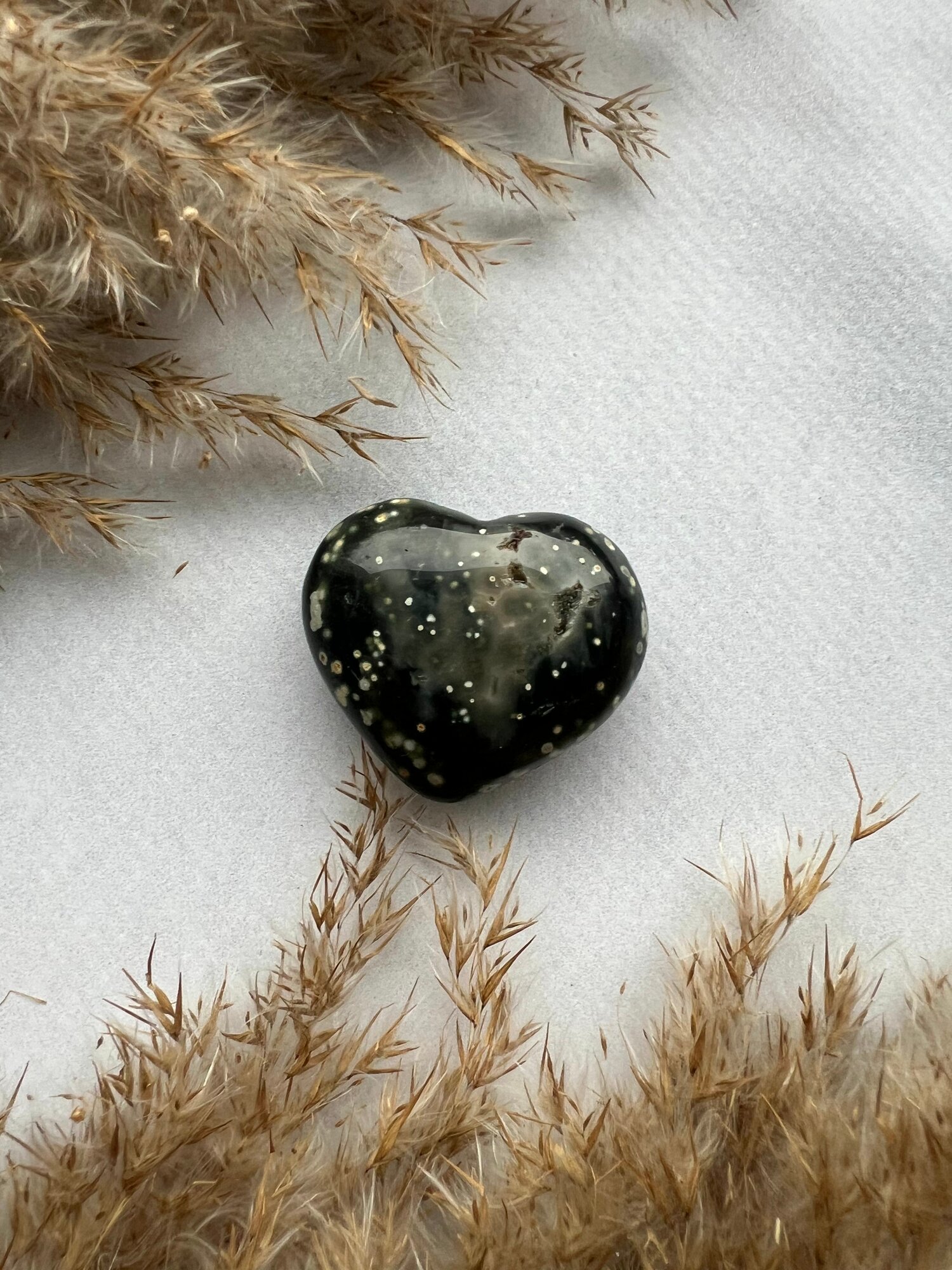 Фигурка "Сердце моховое" из натурального камня Агат моховой.