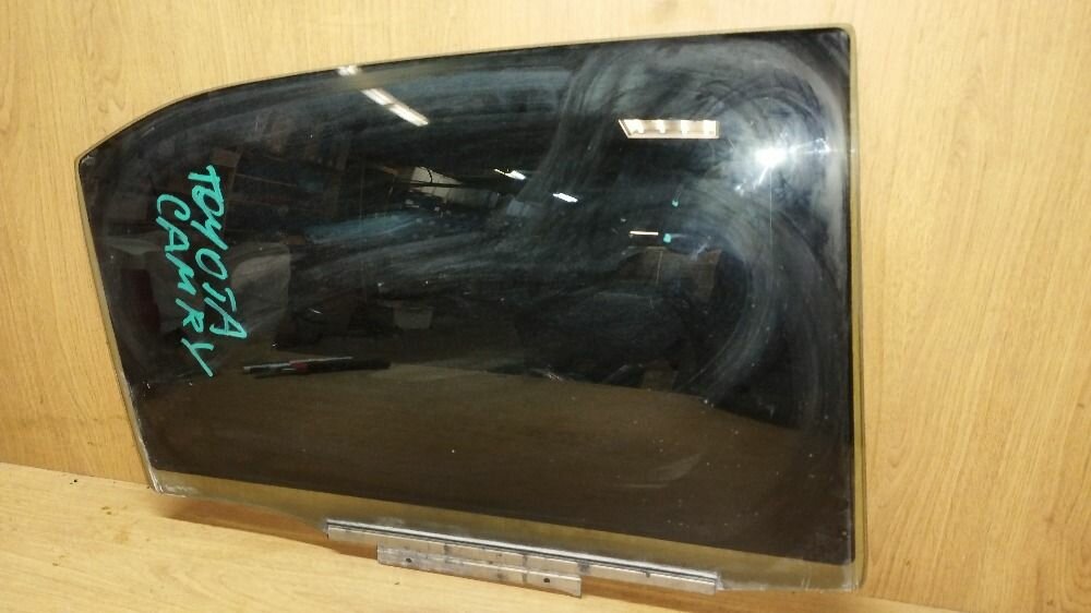 Стекло двери заднее правое Toyota Camry 40 6811333150