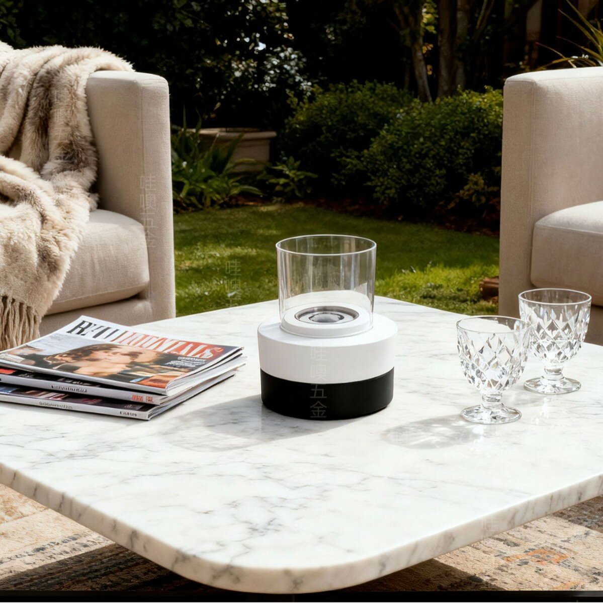 Декоративный черно-белый круглый настольный экокамин с настоящим огнем и контрастным многослойным дизайном