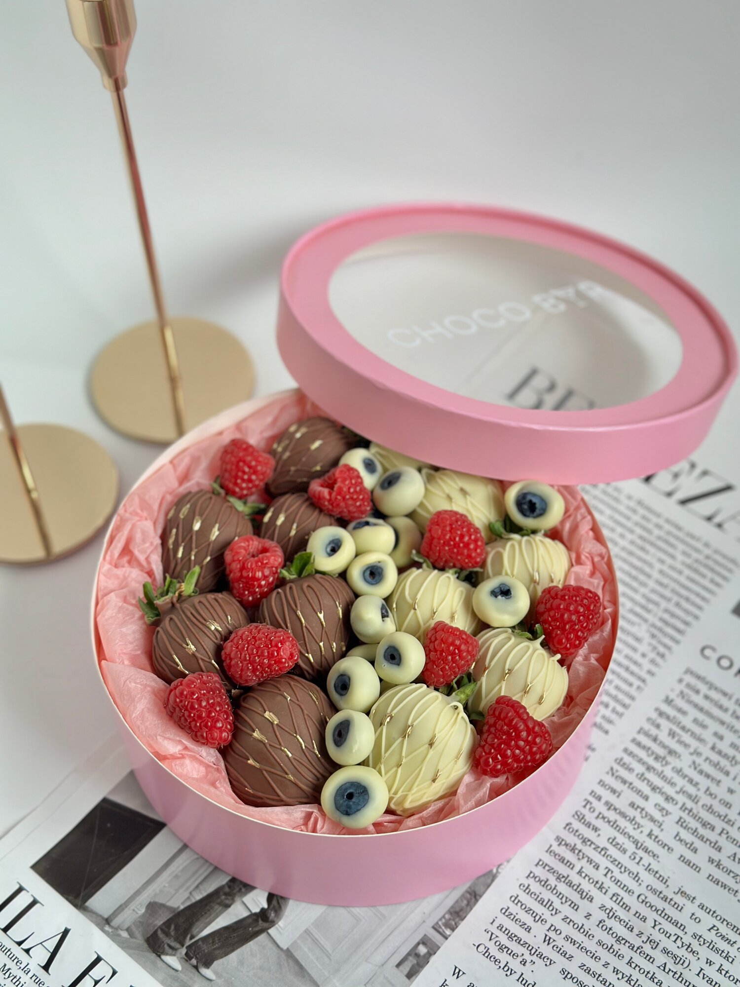 Клубника в шоколаде с малиной и голубикой подарочный набор в круглом боксе (10-12шт)