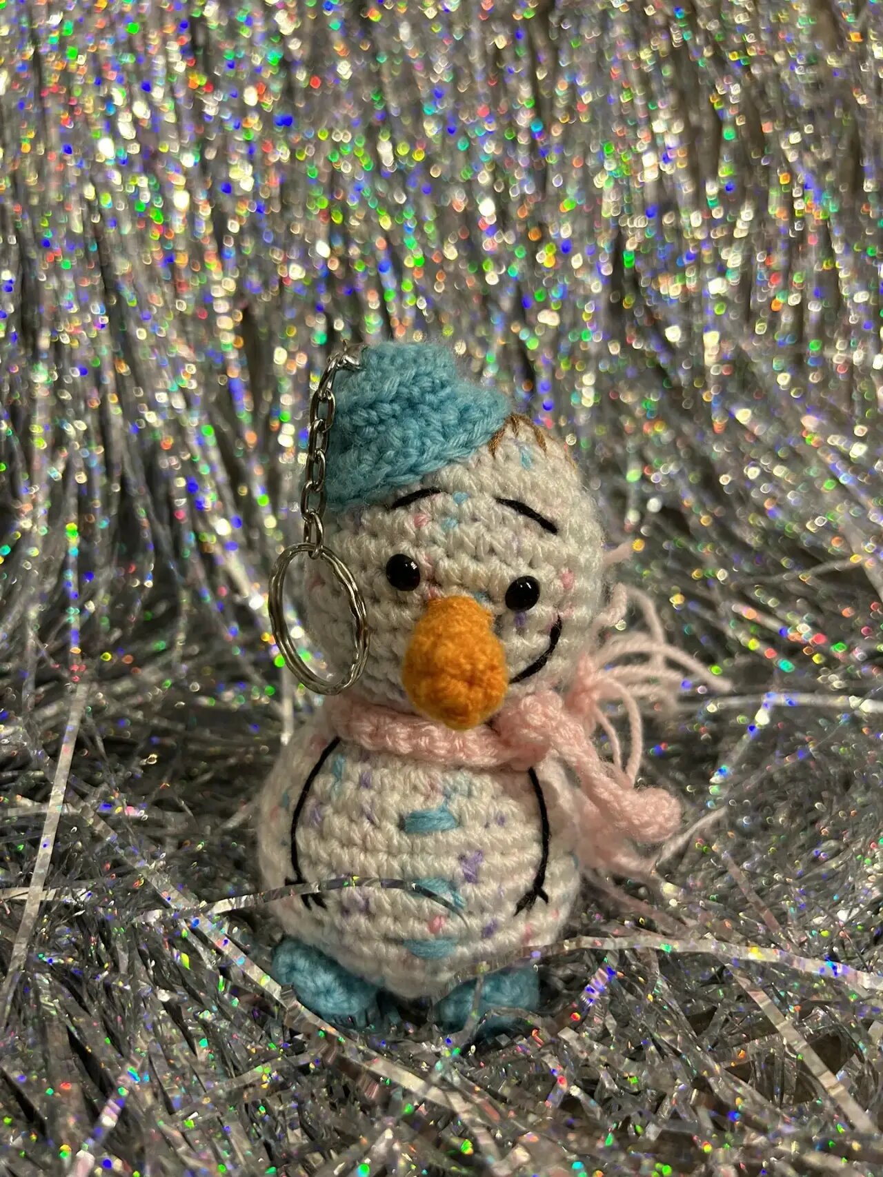Вязанная игрушка брелок снеговик 12см новогоднее украшение подарок на праздник