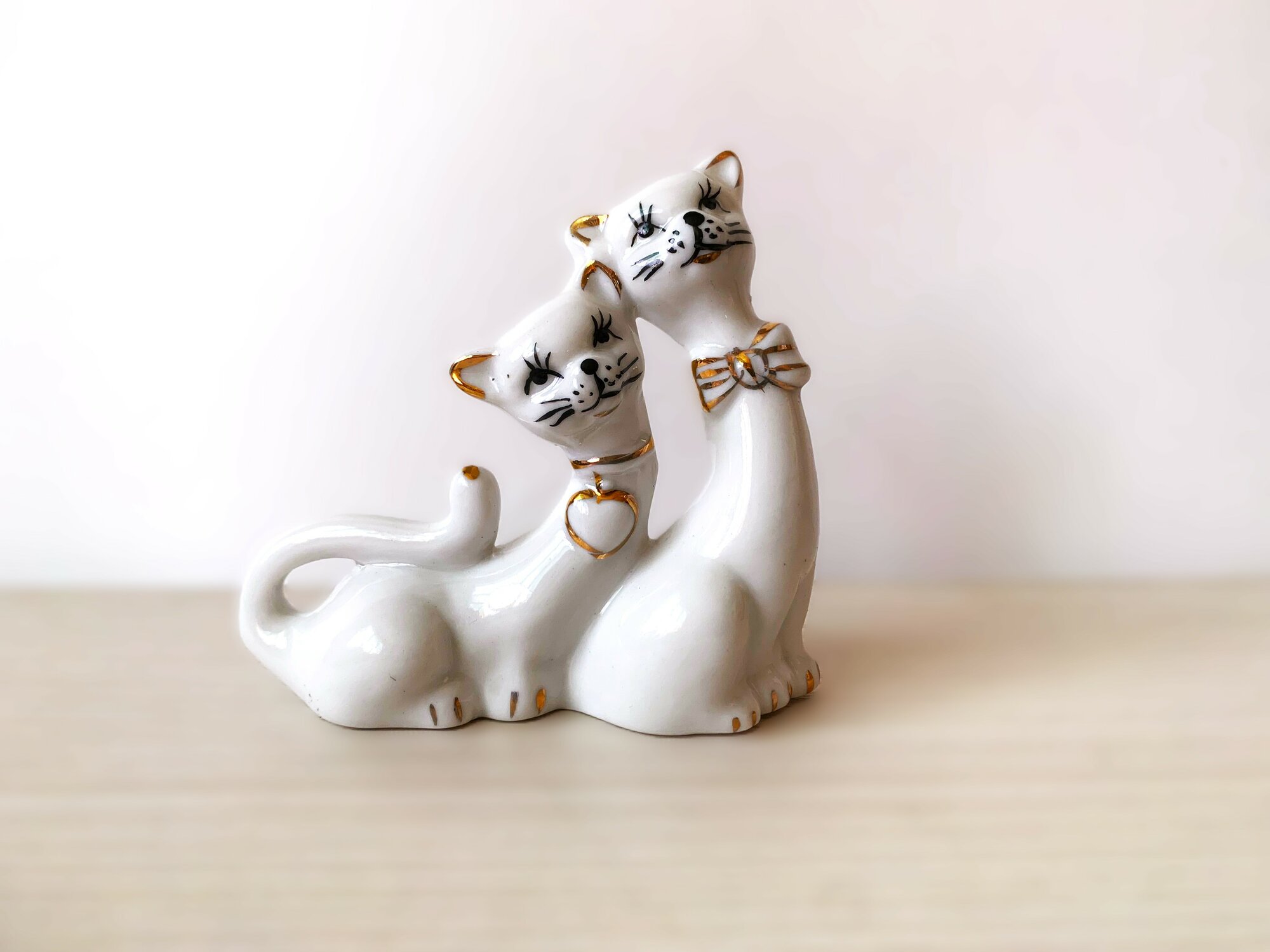 Статуэтка кошки, фарфор 9*8 см