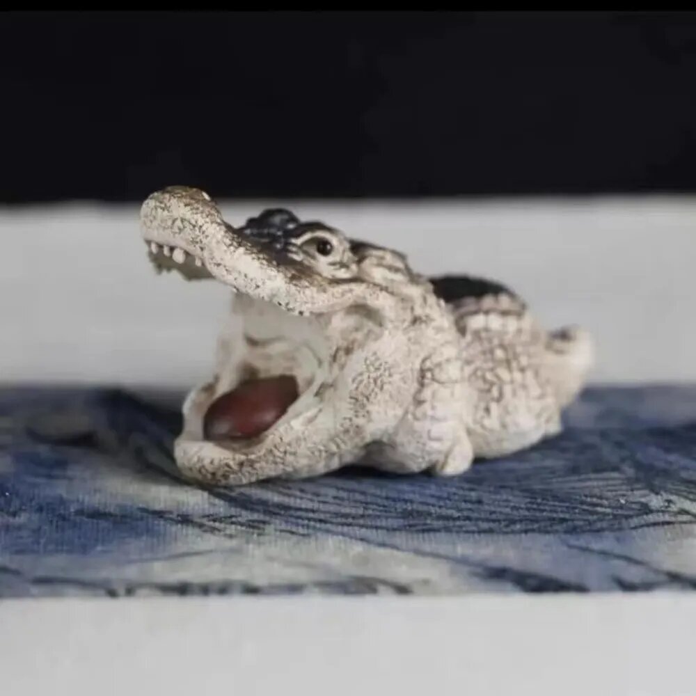 Статуэтки, детёныш крокодила, бегемот
