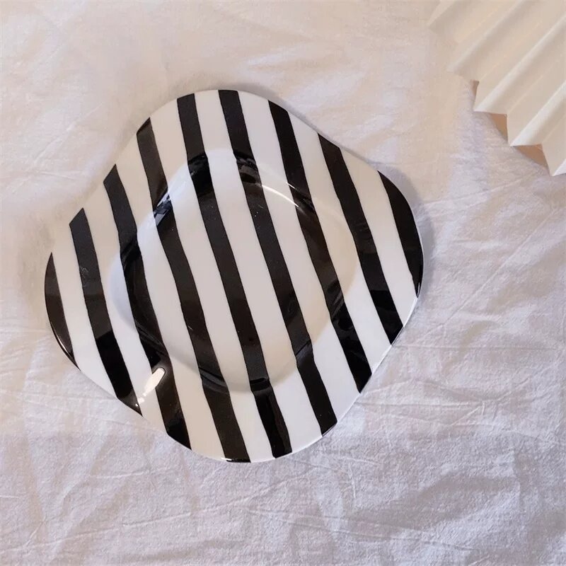 Волнистая тарелка, классическая черно-белая асимметричная популярная тарелка, ценная обеденная тарелка, креативная