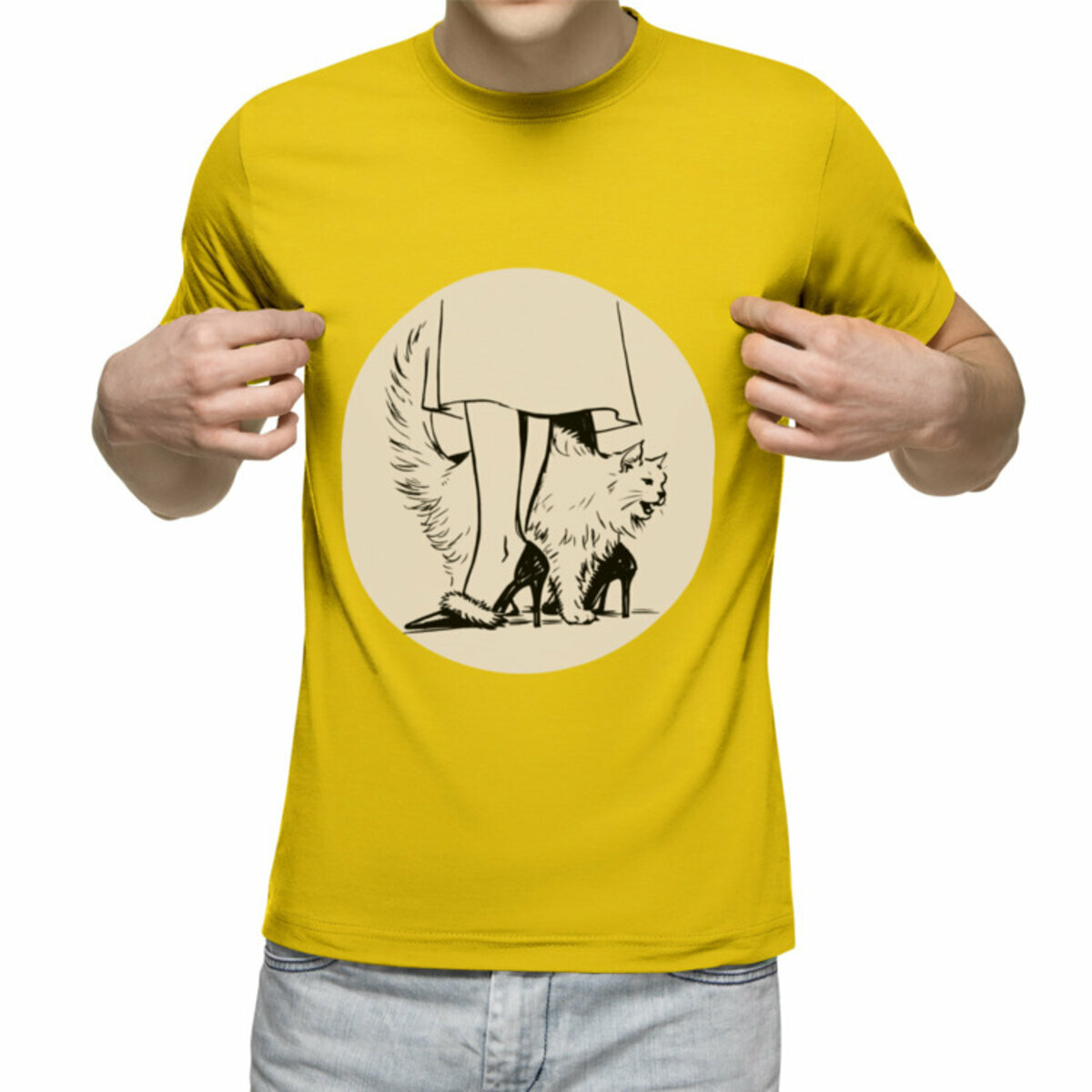 Мужская футболка «Кошка между ног женщины в туфлях» (желтый, 2XL)
