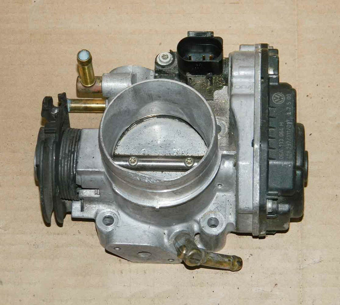 Заслонка дроссельная WV Golf 4 06A133064H