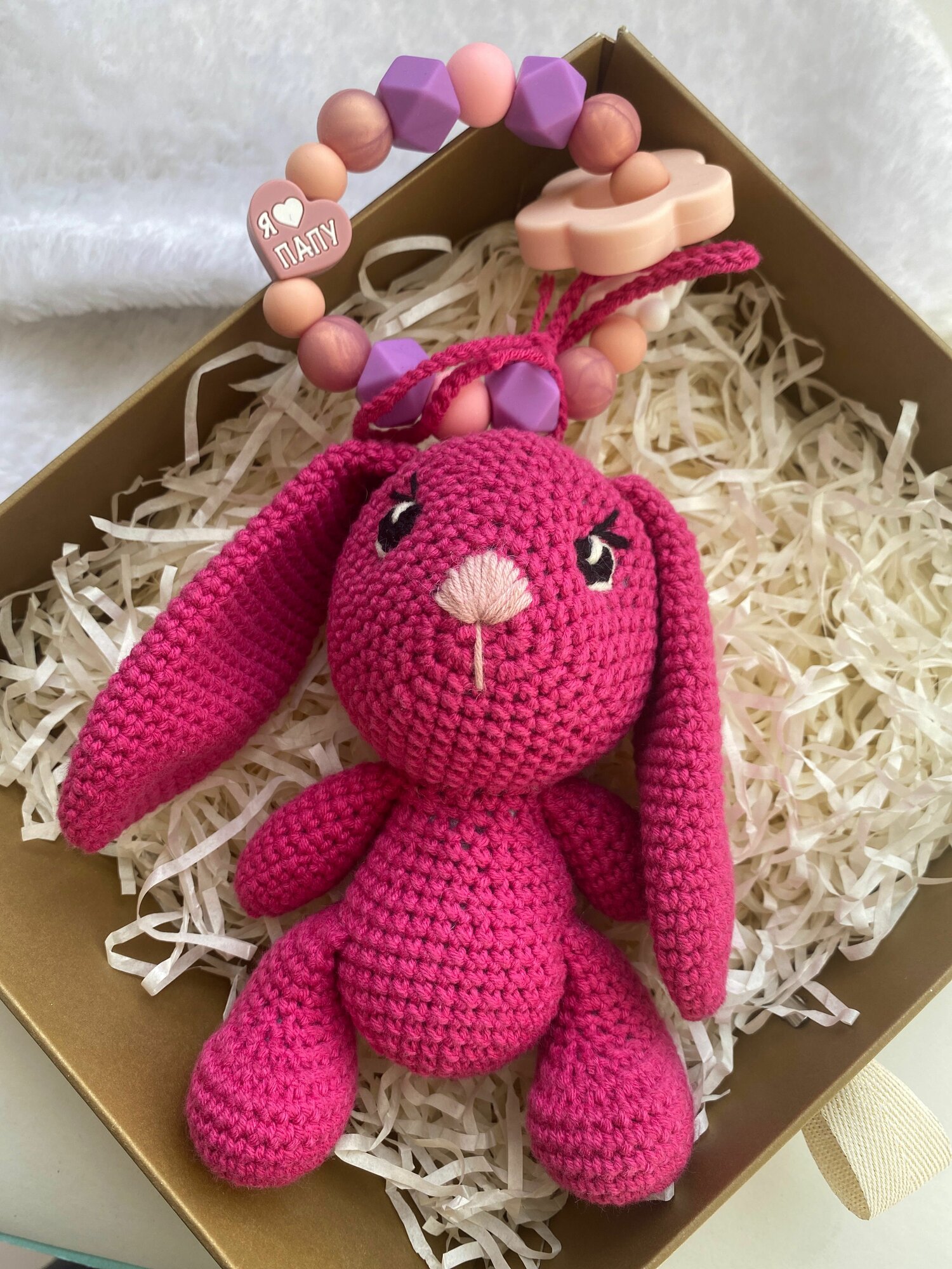 Вязаная игрушка зайка с браслетом