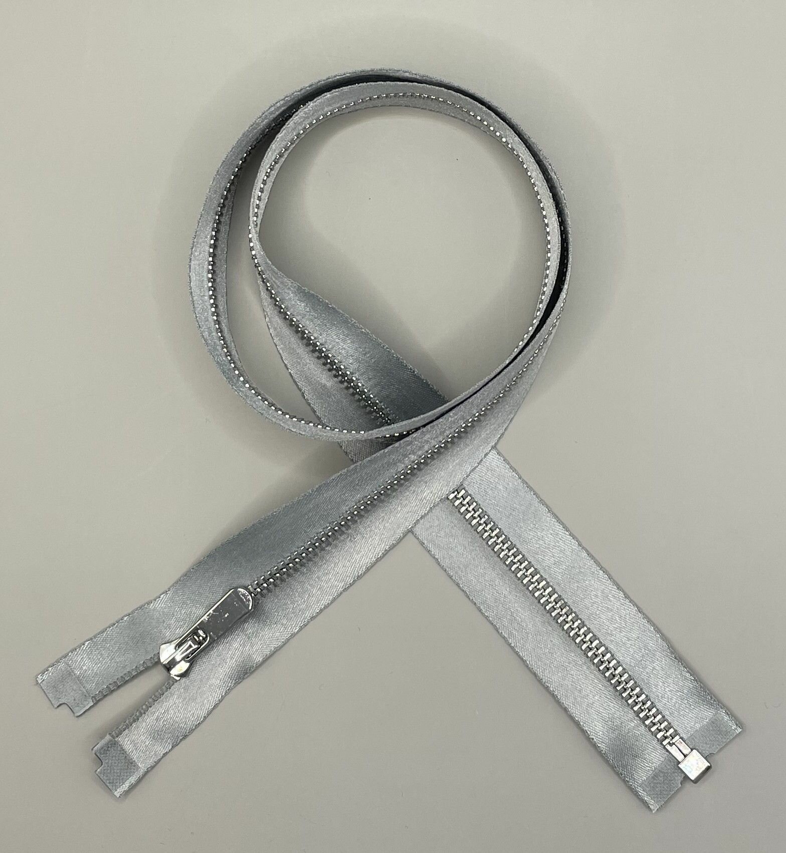Молния металл,60см, тип 4, на атласной тесьме, светло-серый, зубья серебро. Италия.1шт.