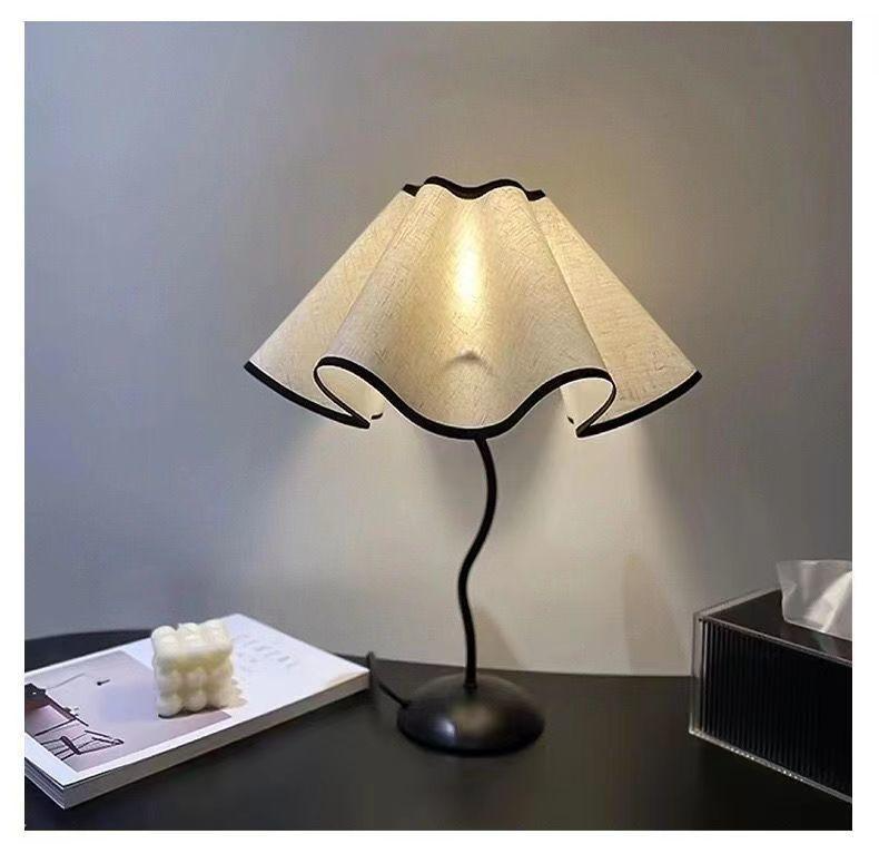 Эксклюзивная ретро лампа для прикроватной зоны с абажуром из ткани и ПВХ предлагается мощностью 7 и 10 Вт