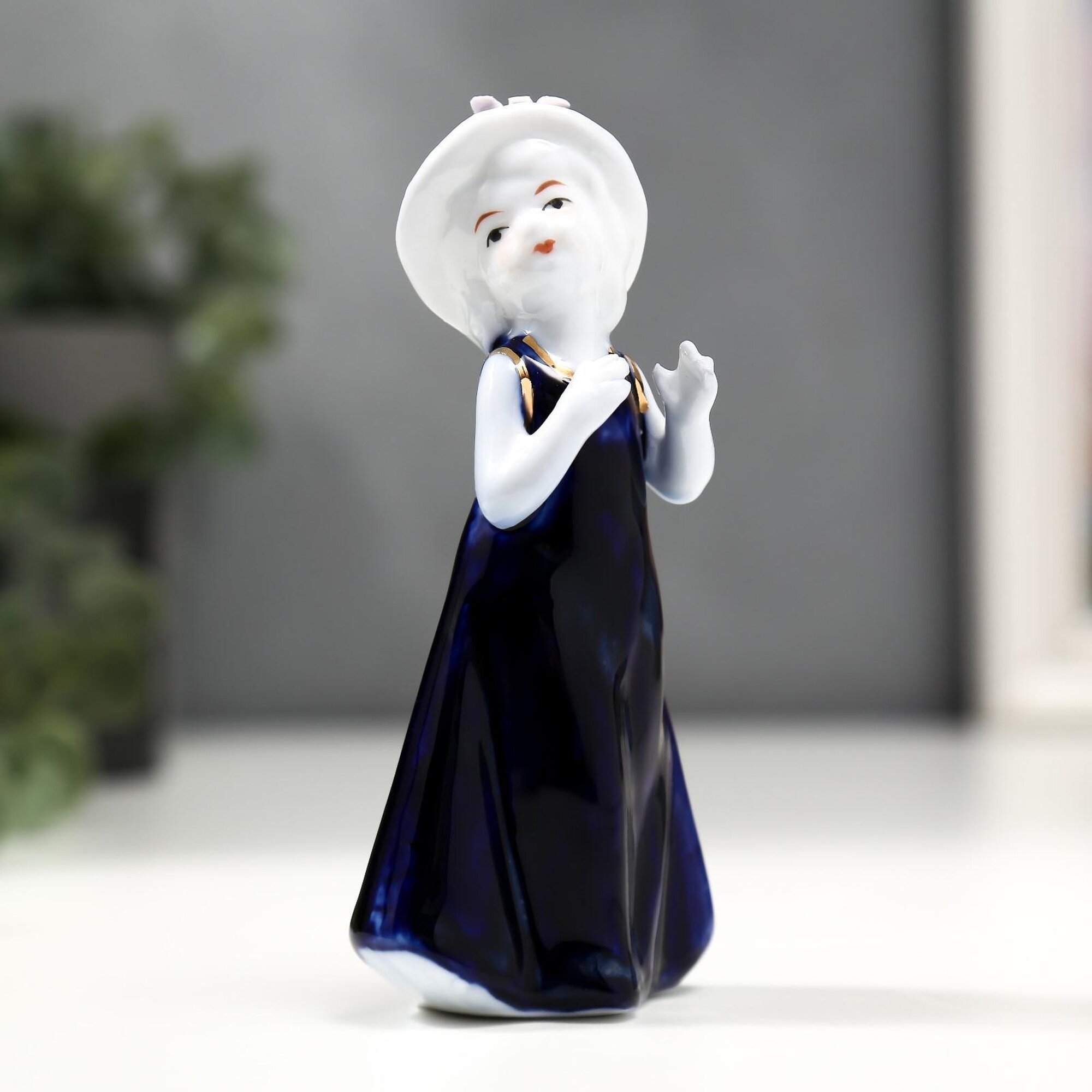 Фигурка керамика под фарфор «Малышка в шляпе», белый с сине-золотым, 12×6 см