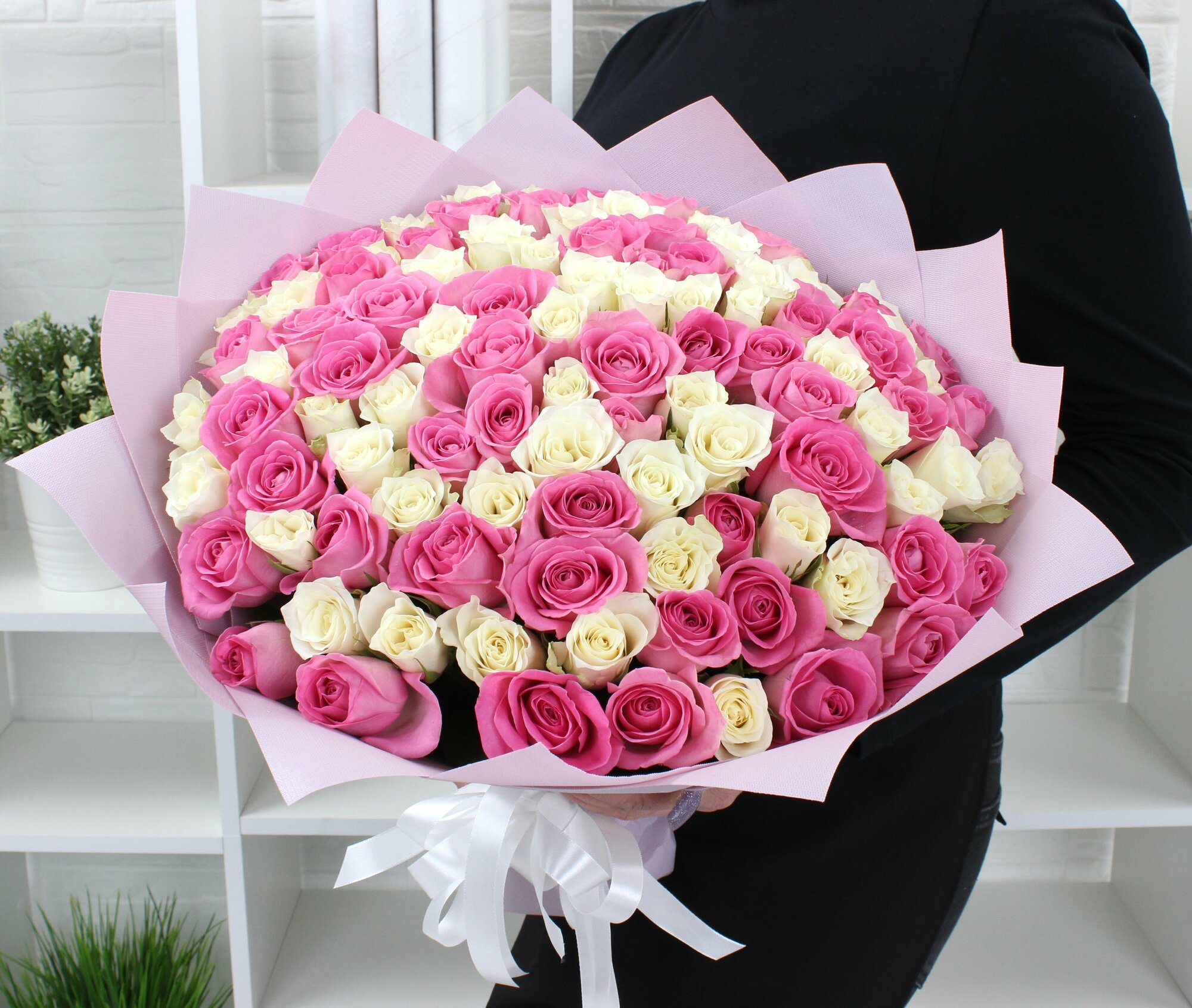 Монобукет THE FLOREAL белая и розовая роза 101 штука, высота 40 см, с бантом