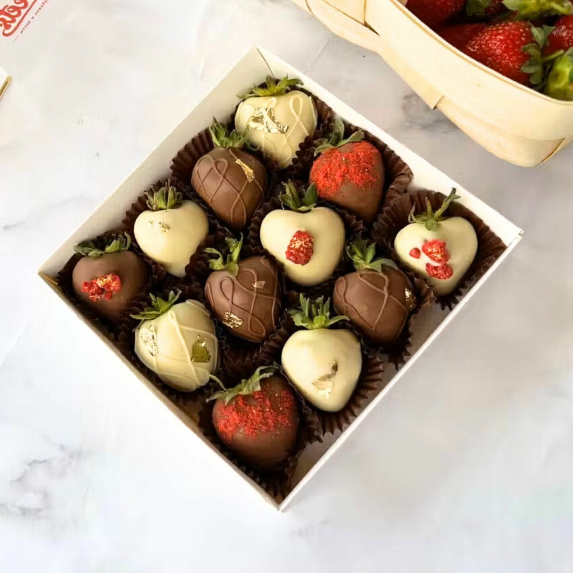Клубника в шоколаде набор в коробке "Queen" 9-12 шт Конфеты натуральные шоколадные